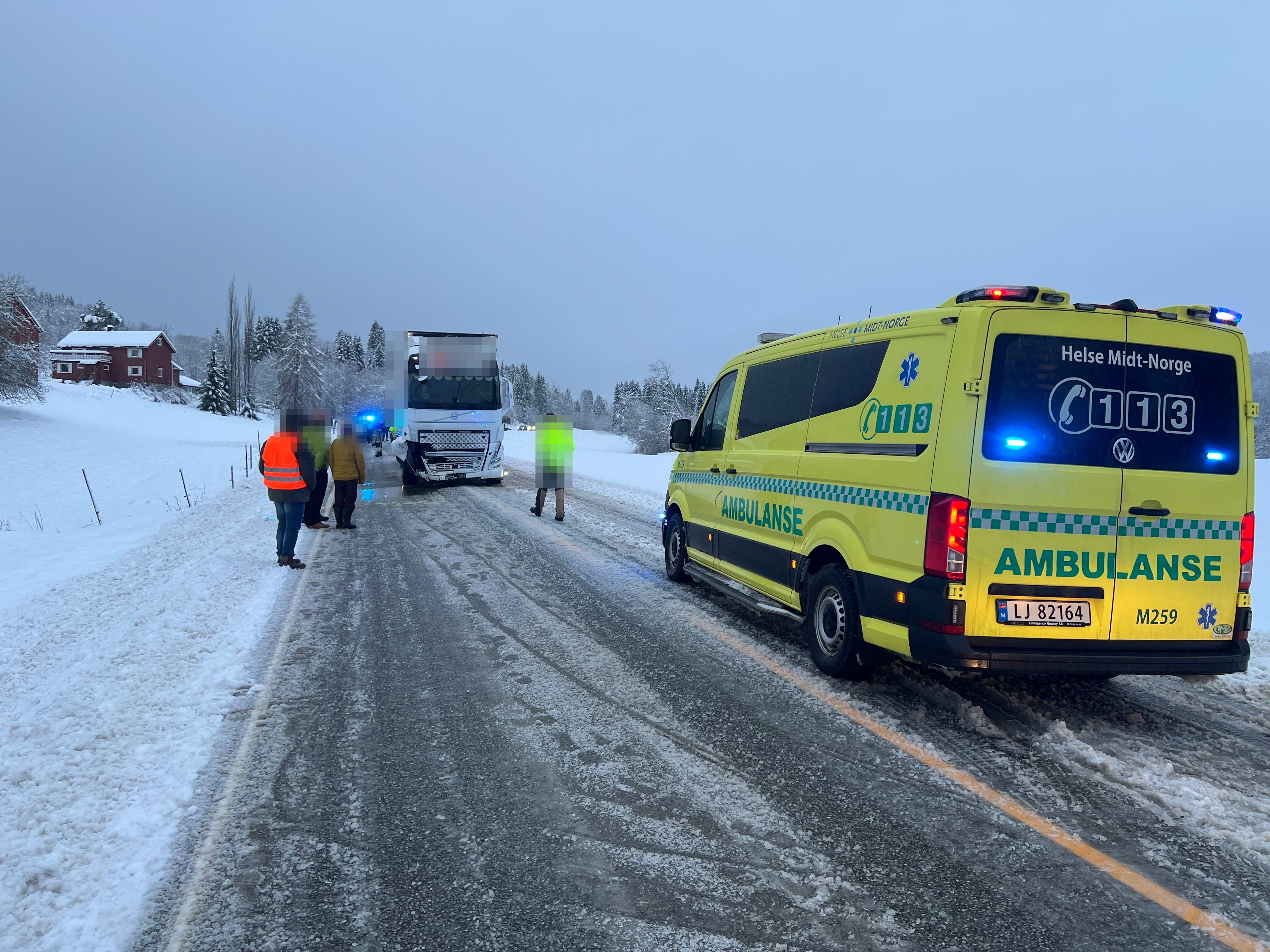 E6 åpnet igjen etter kollisjon mellom semitrailer mot personbil ...