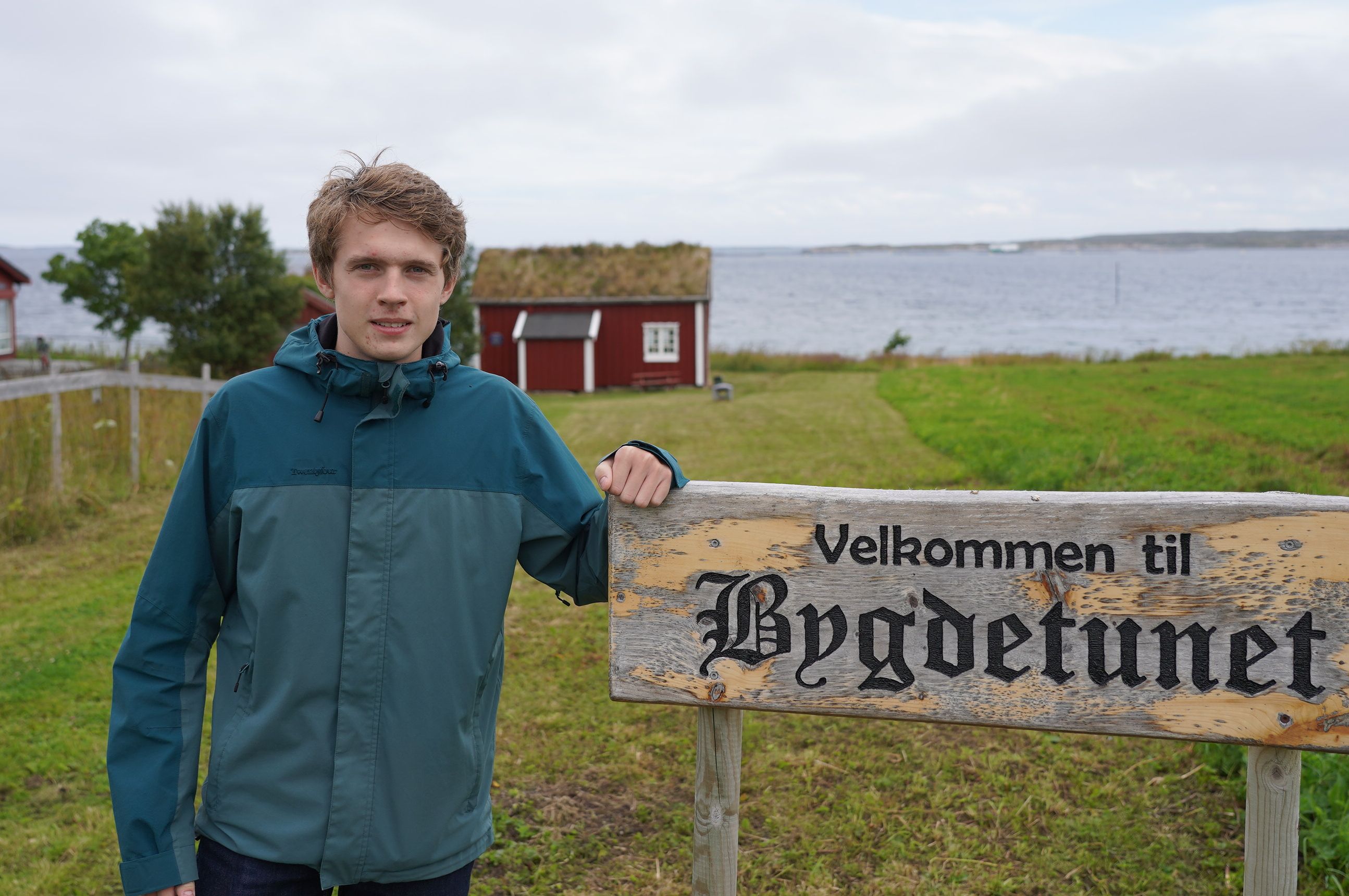 Johan viser frem Frøya til turistene: - Jeg trives kjempegodt ...