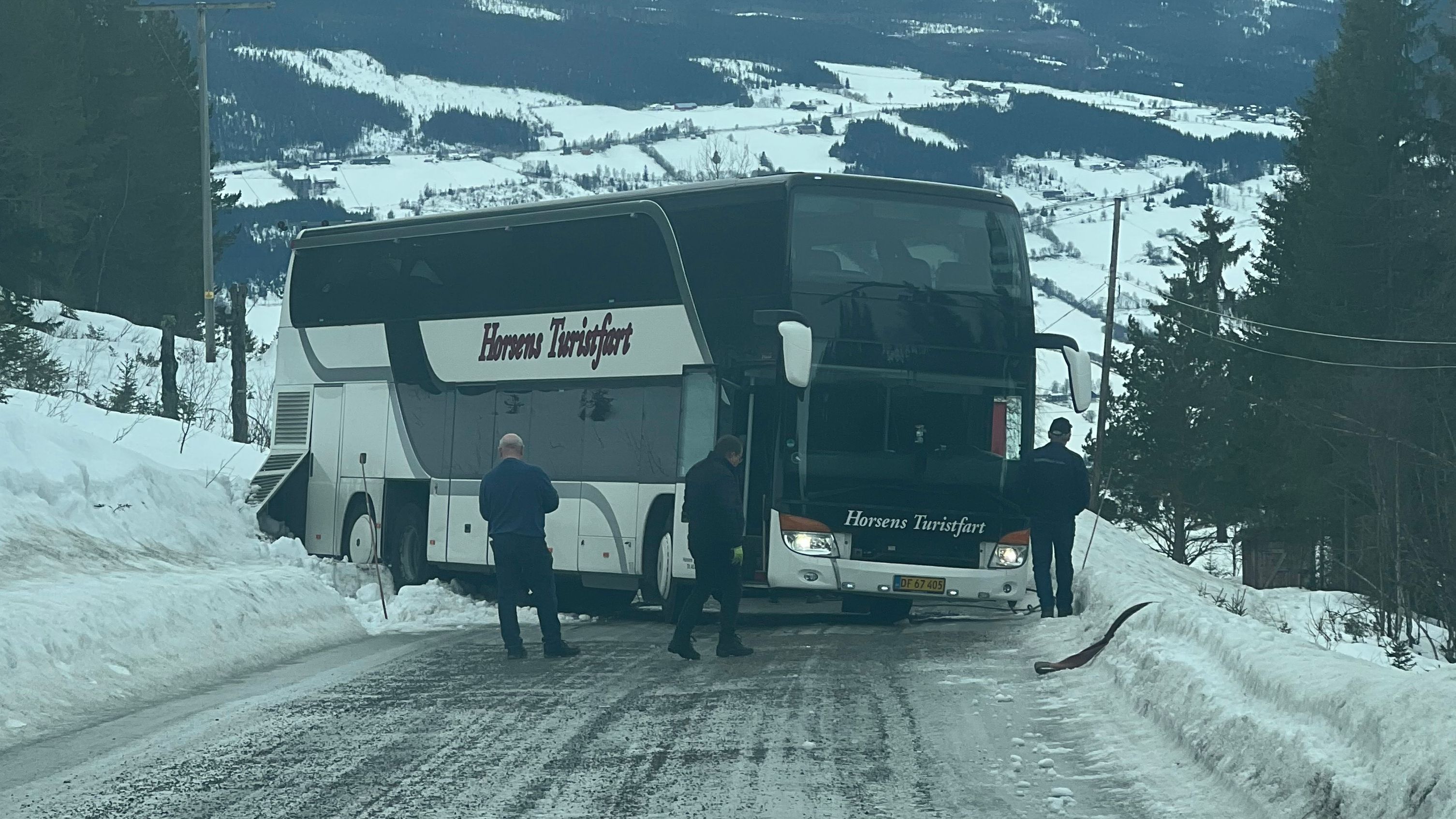 Glatte forhold: Buss kjørt i grøfta - dolen.no