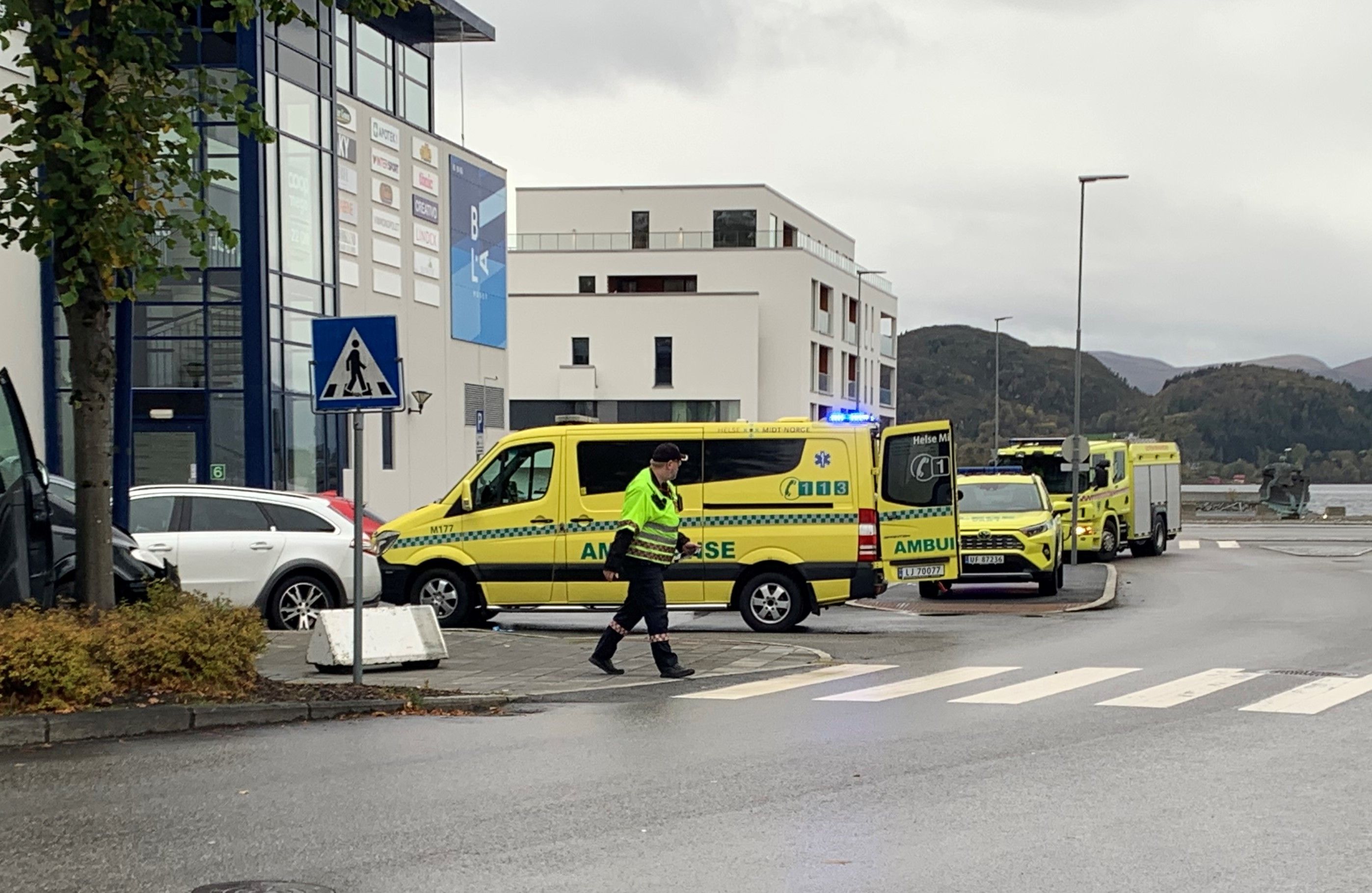 Sivil politibil var nær ved å treffe fotgjengarar, no er granskinga ...