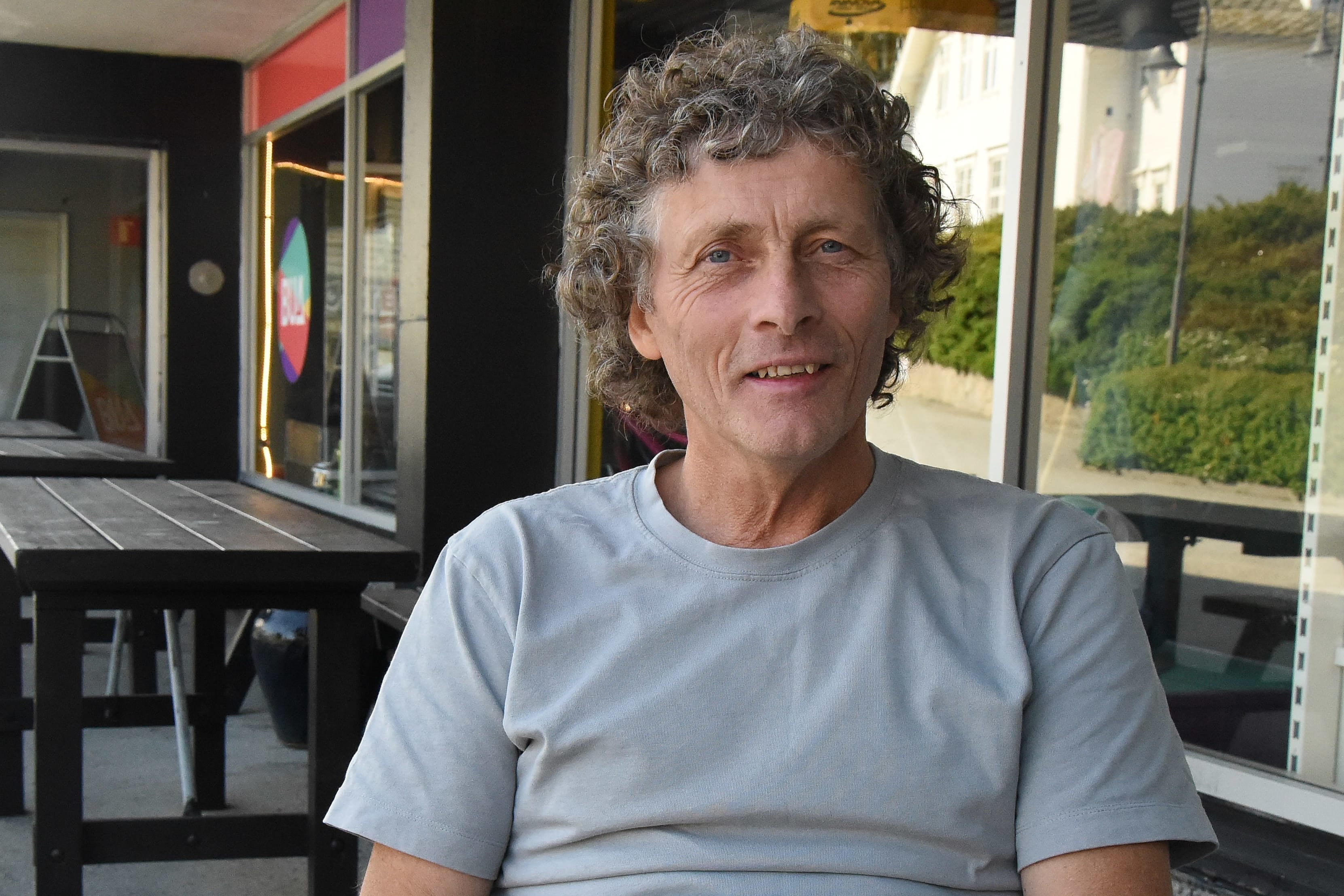 Rey Larsen har skrive bok - og Gud har vore med