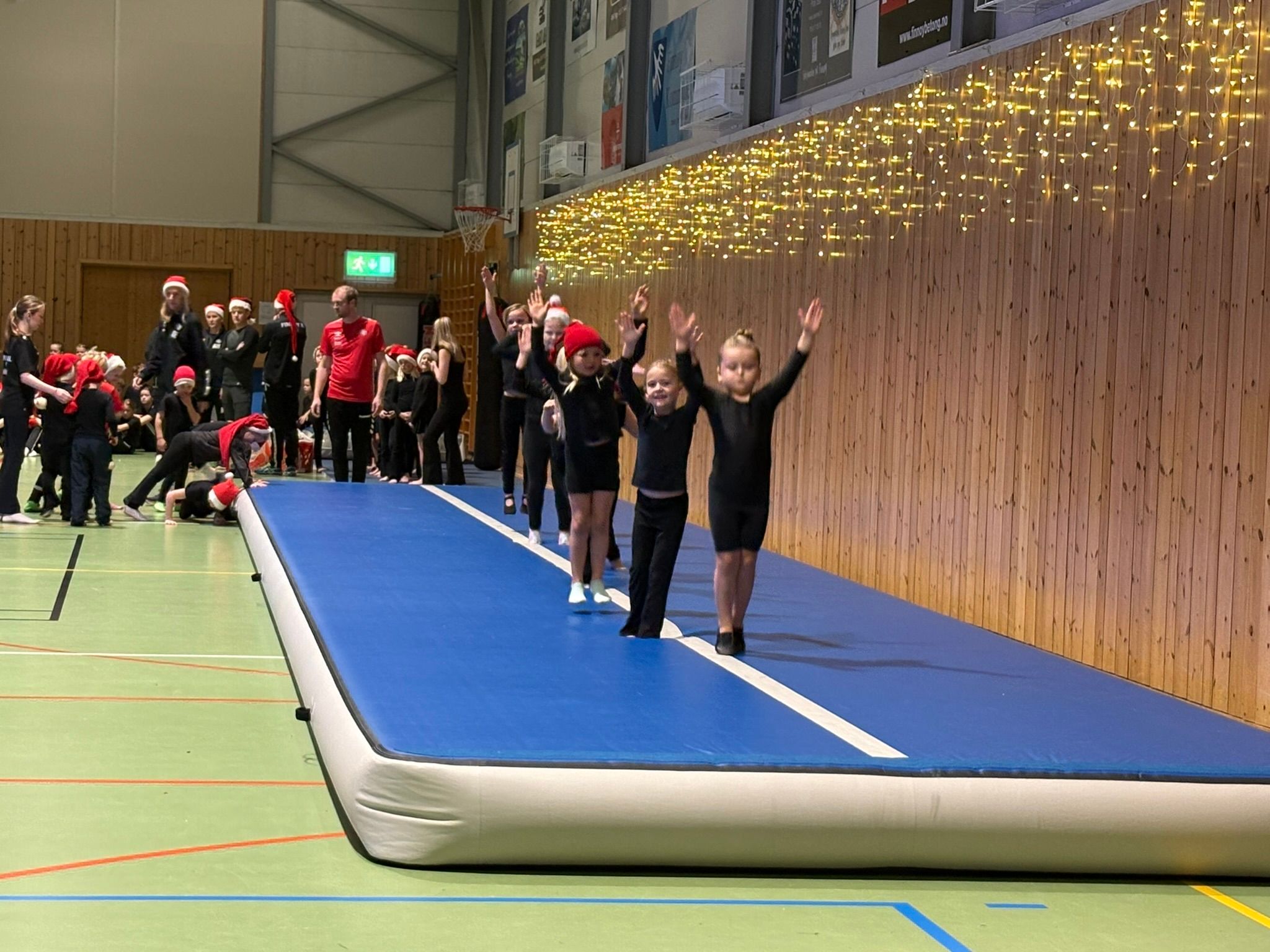 Tre­sif­ra an­tall kropps­kunst­na­rar del­tok på juleturnoppvisninga ...