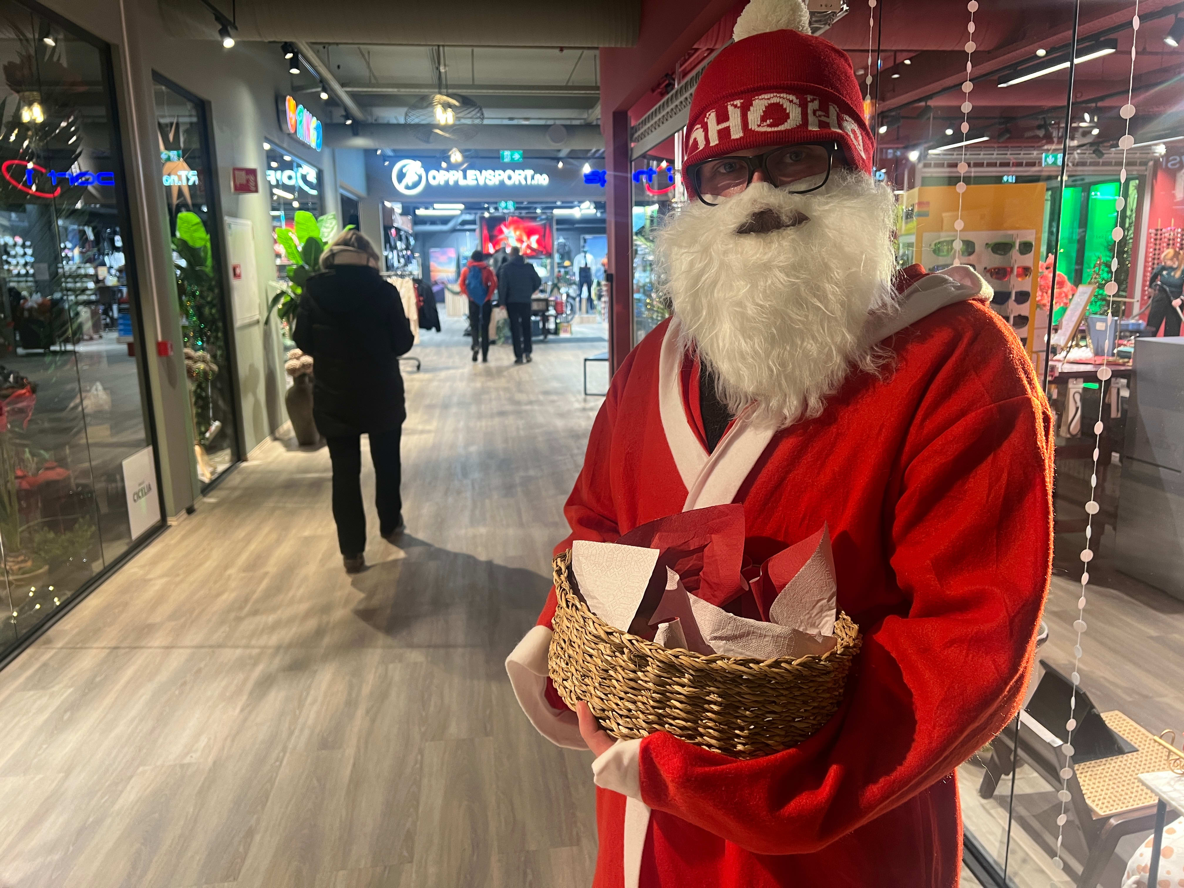 Julenissen besøkte Melhus: – Jeg har igjen å handle noen julegaver ...