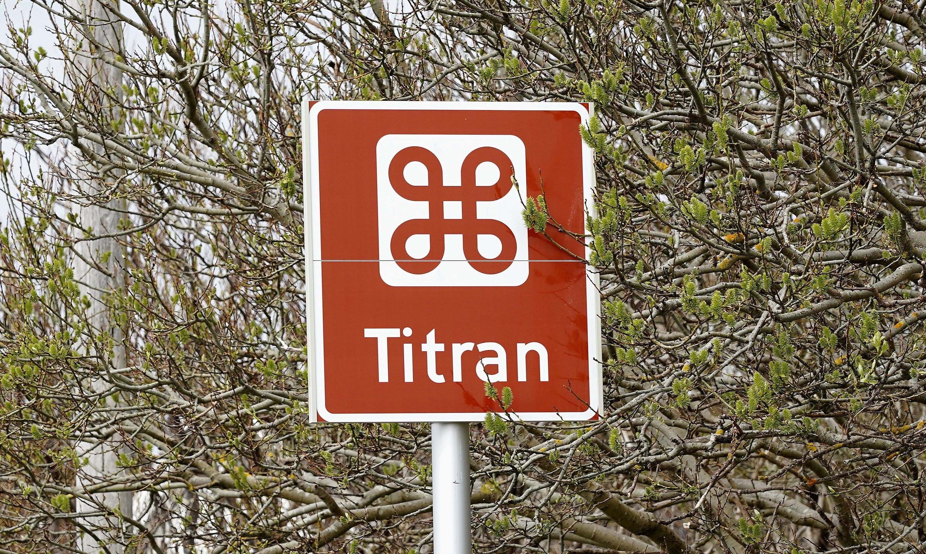 Dette skiltet vil vekke interesse – skal gjøre Titran enda mer ...