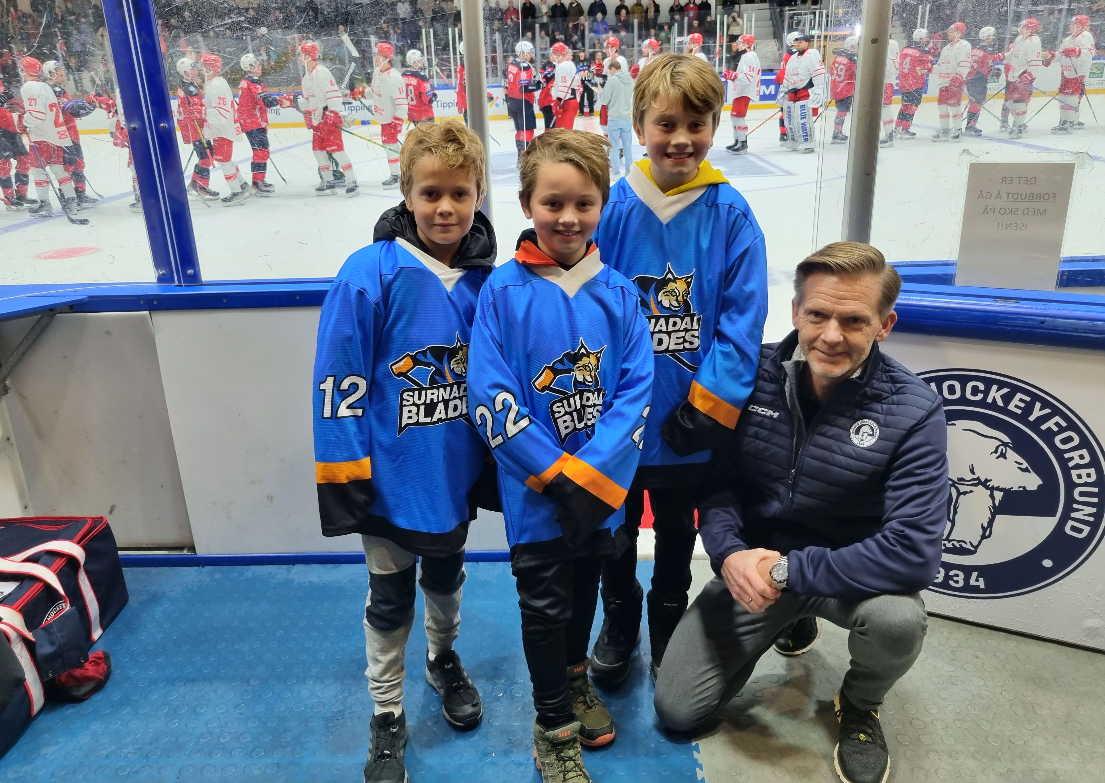 Drømmedag med hockeylandslaget: – Barna smilte fra øre til øre - driva.no