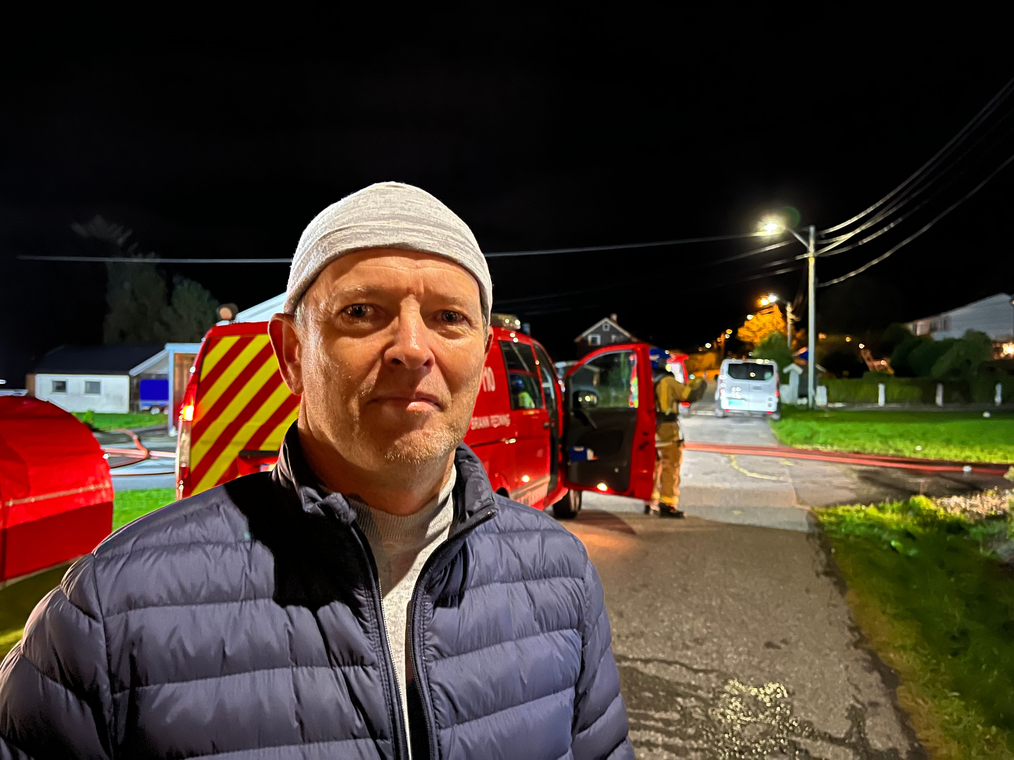 Ordfører Harry måtte bruke hageslangen da gnistregnet slo i husveggen ...