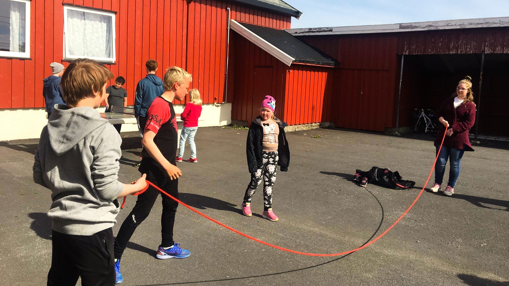 Hoppende glade barn på Mausund - avisafroya.no