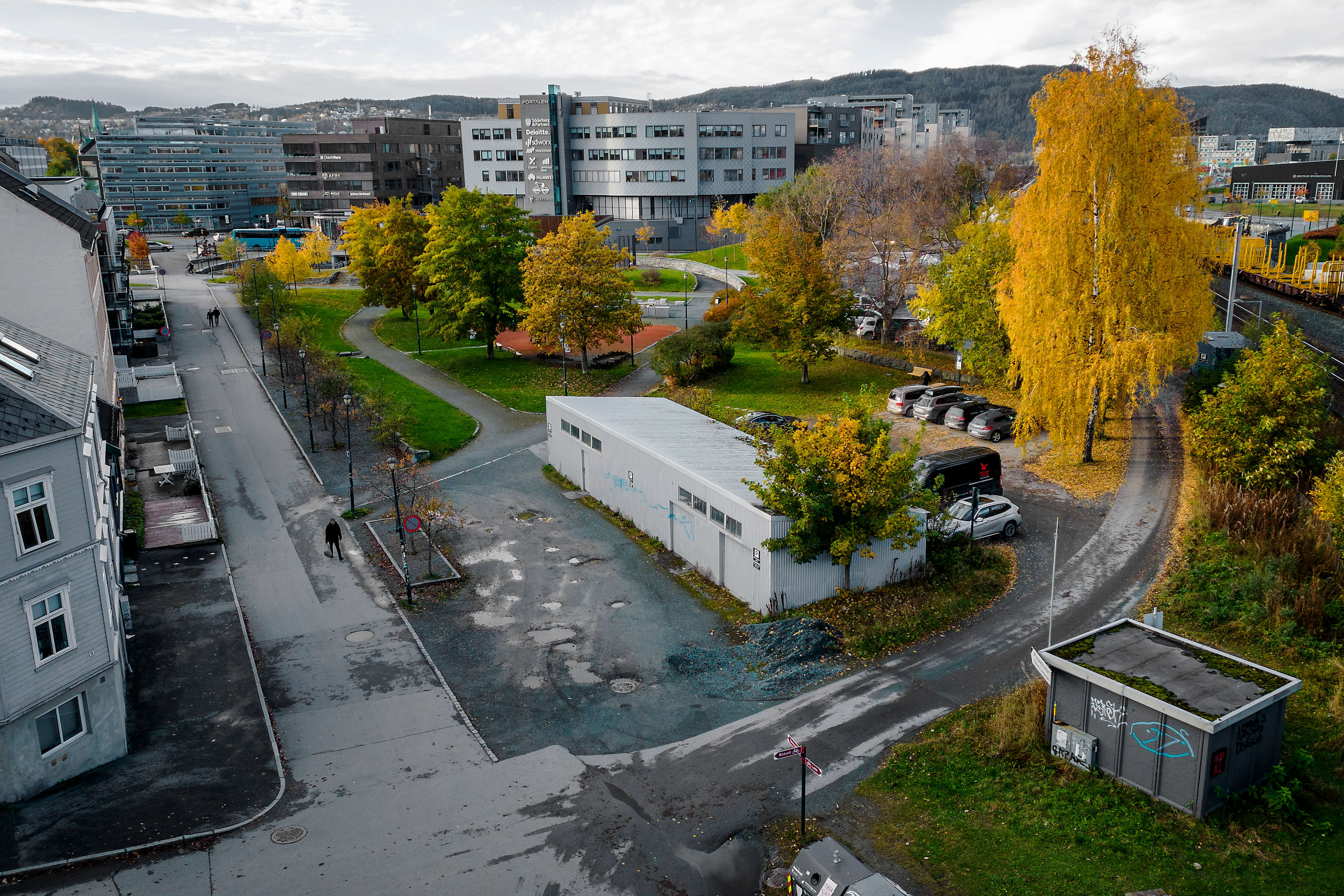Her skal parkeringsplassene fjernes for å gjøre parken større - adressa.no