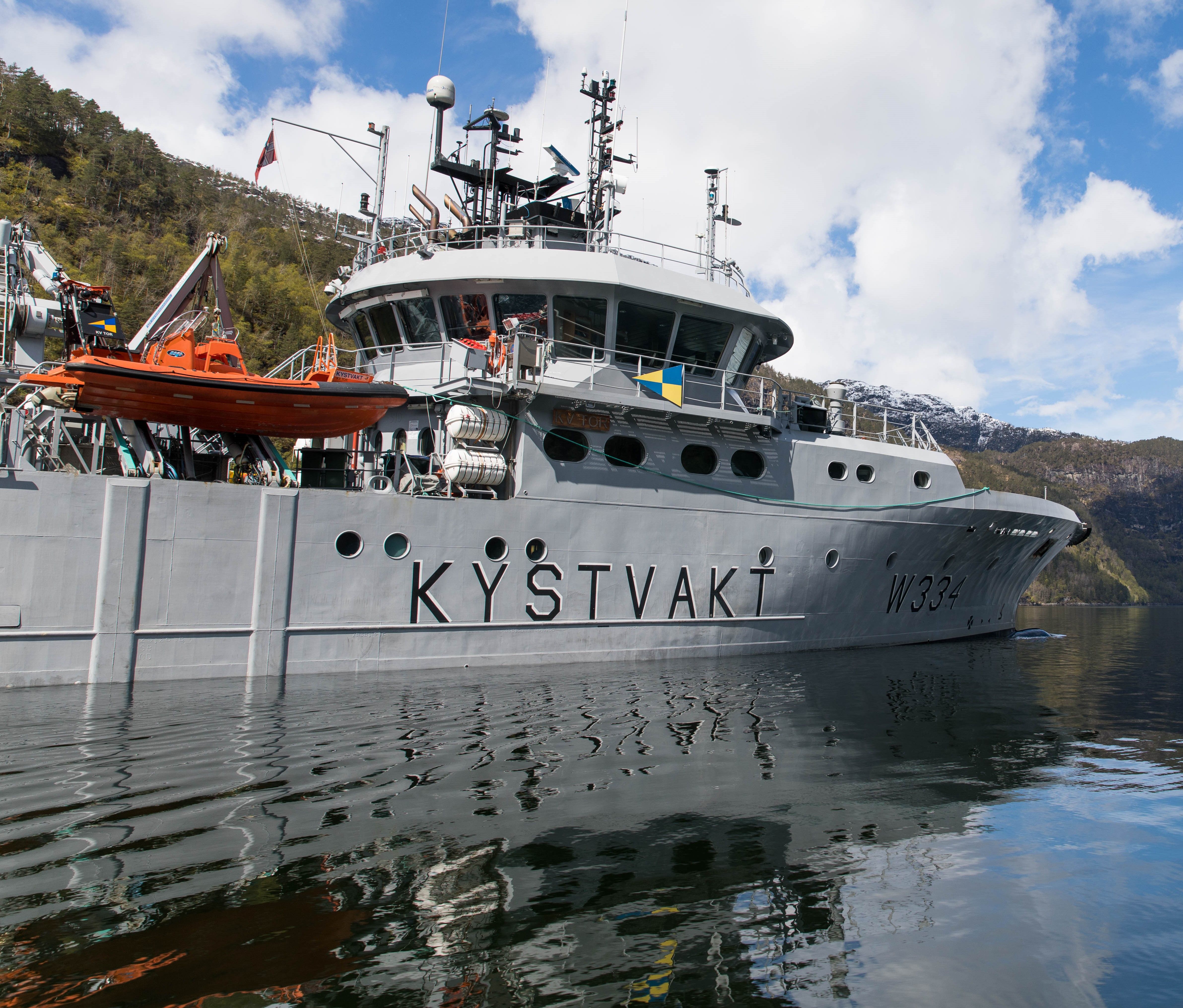 Usikkert om én eller to personer er smittet på kystvaktfartøy i Ramsund ...