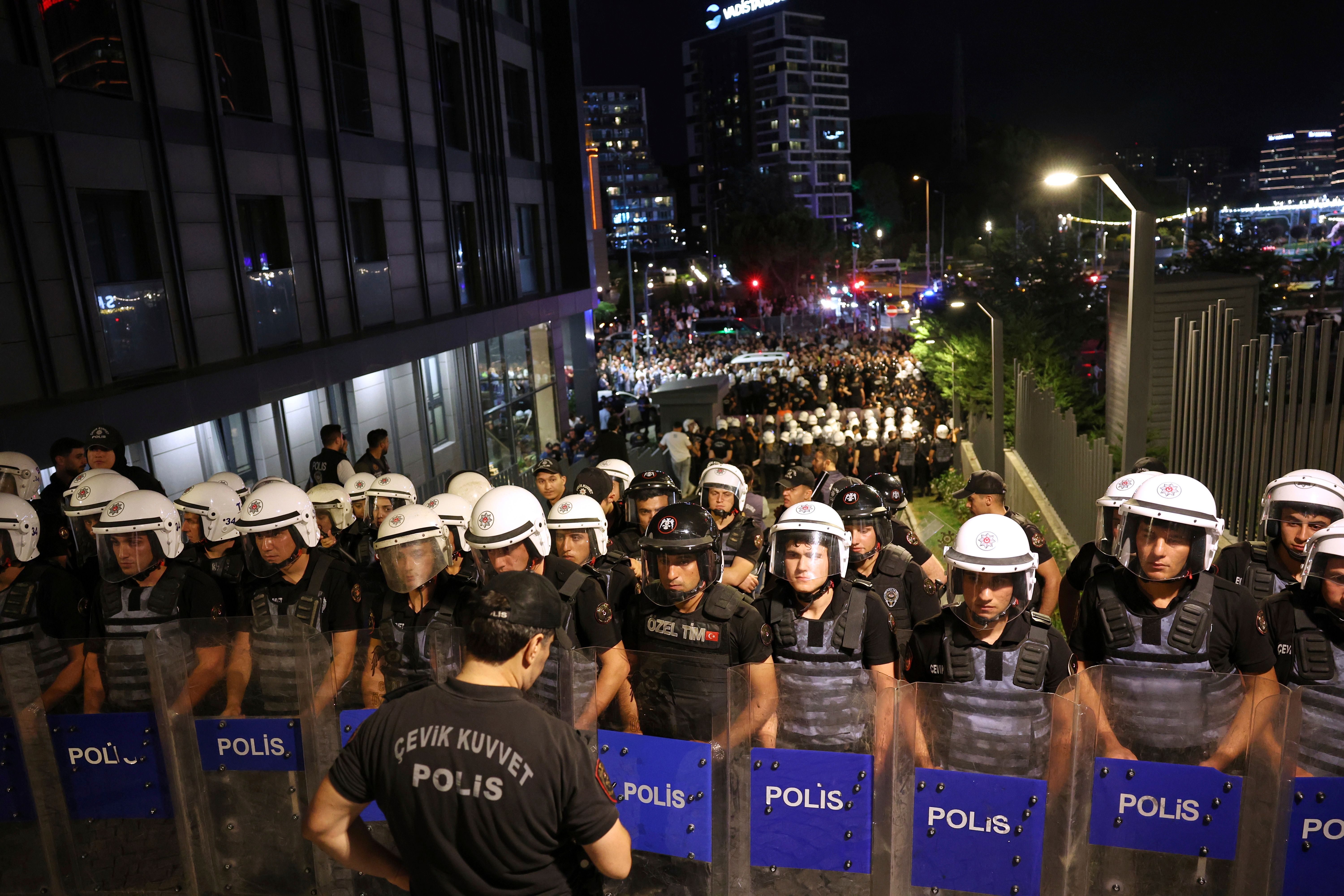 Politiet bruker tåregass mot demonstranter i Istanbul - adressa.no