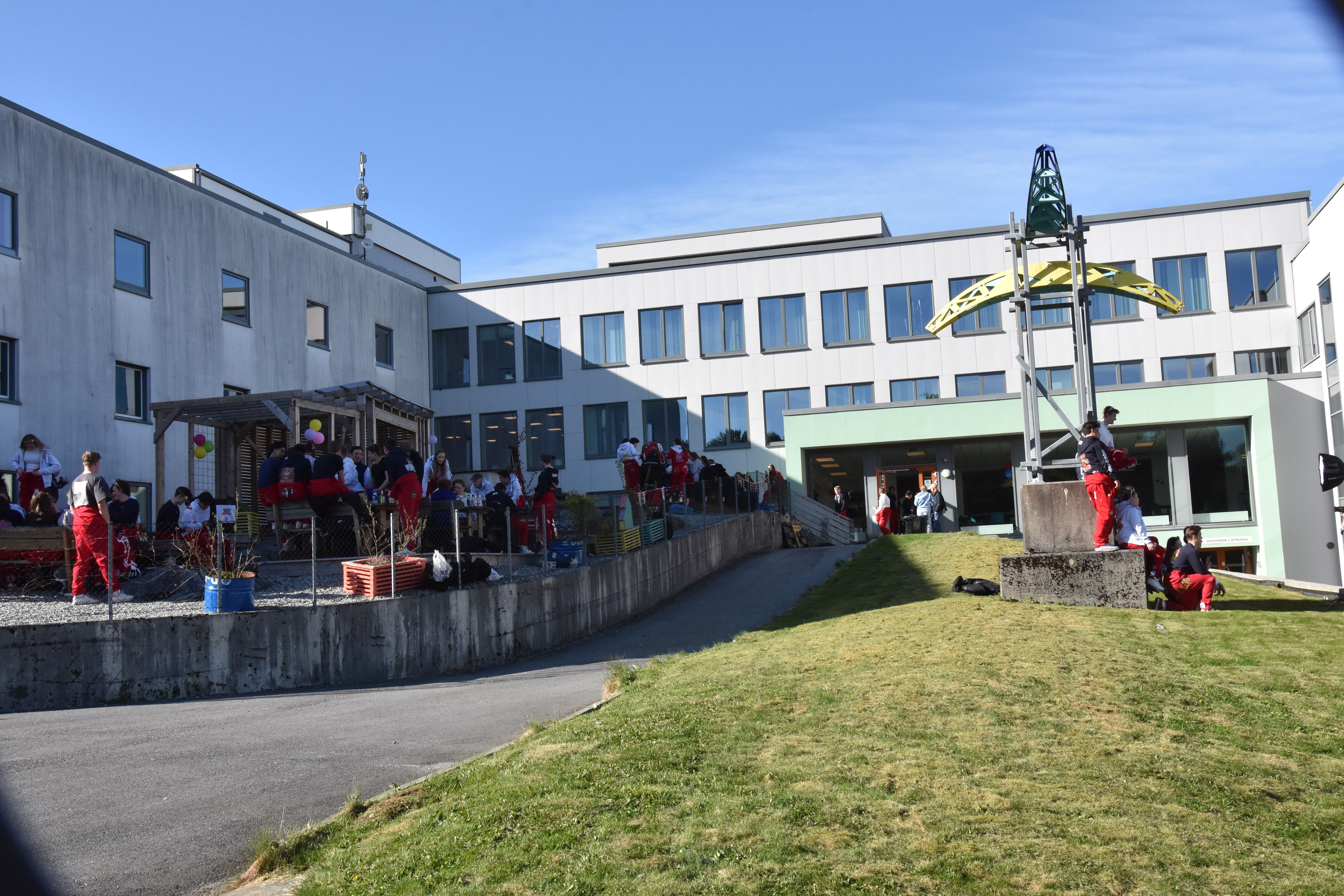 Kuttar ei klasse på Knarvik vidaregåande - strilen.no