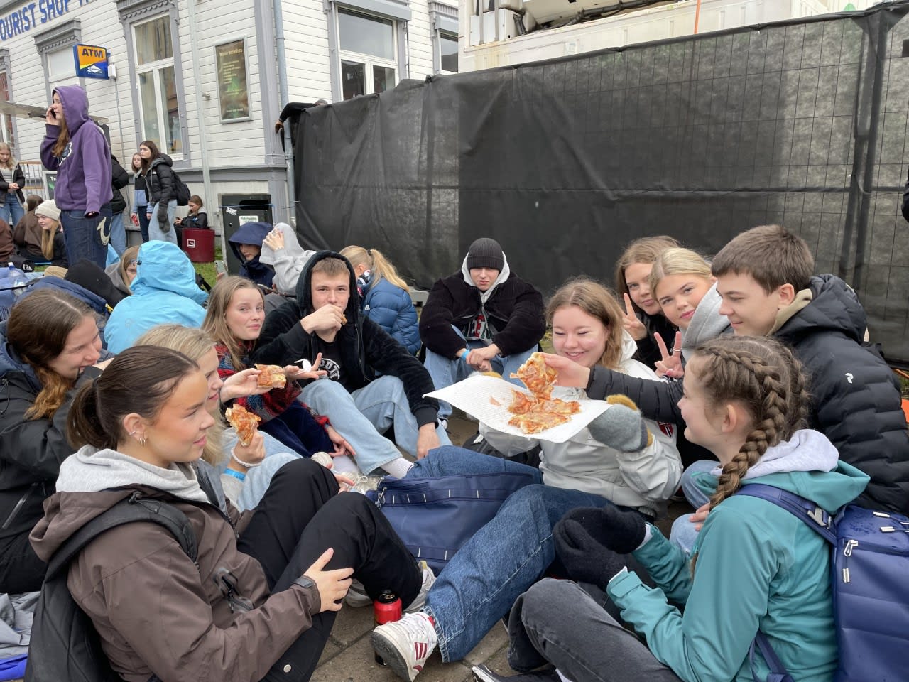 Ingvild (16) har stått i Glød-køa siden klokken 10.00: – Jeg har fire ...