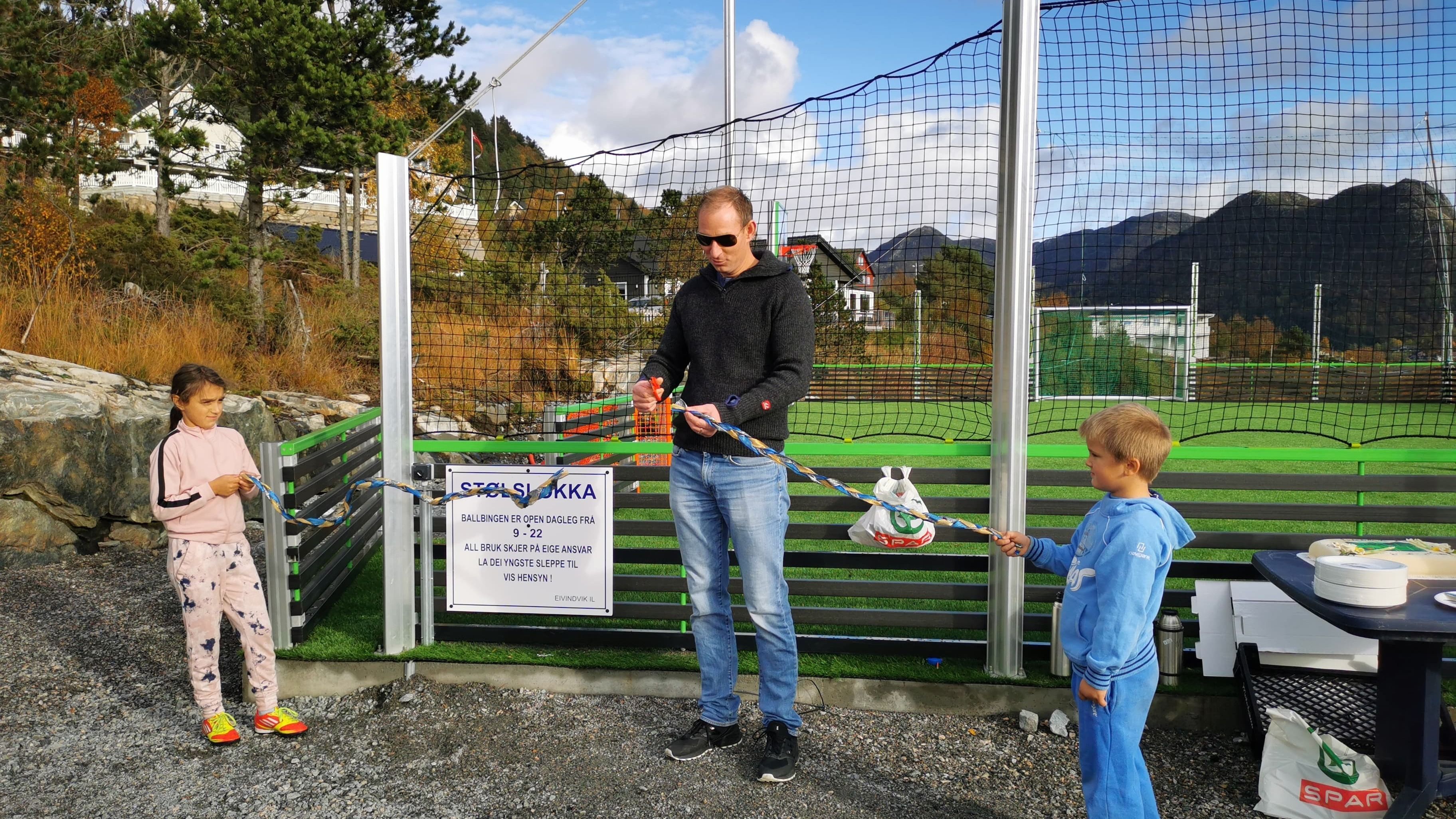 Klipte snora for «Stølsløkka», ny ballbinge i Eivindvik - porten.no