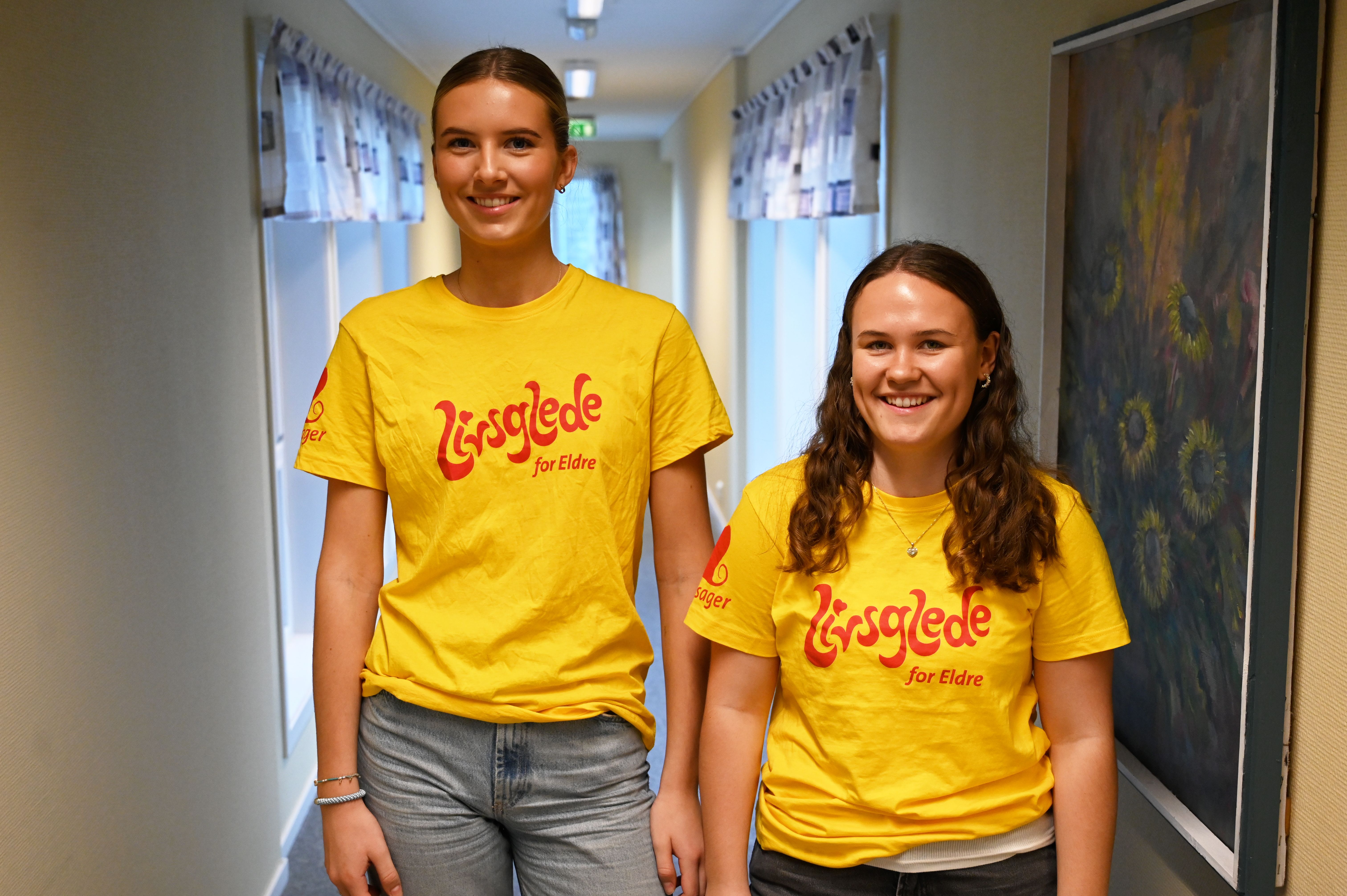 Mie og Maria (17) inviterer de eldre på aktiviteter: – Det handler om å ...