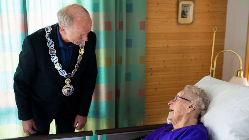 Signe fikk bukett fra ordføreren på 100 års-dagen - vol.no