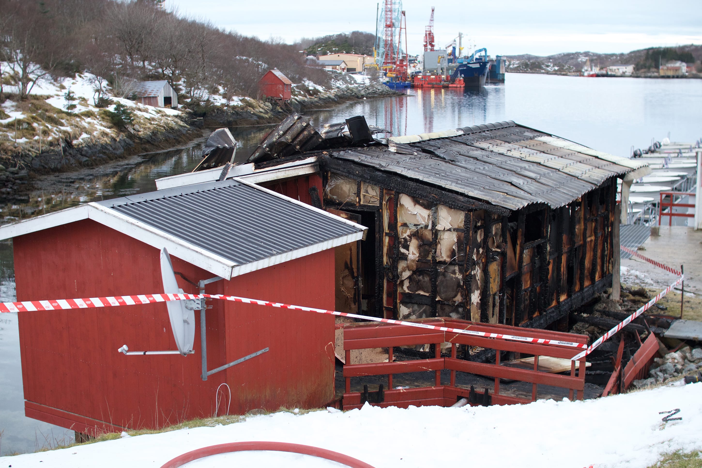 Rorbu i Dolmsundet totalskadd i brann - hitra-froya.no