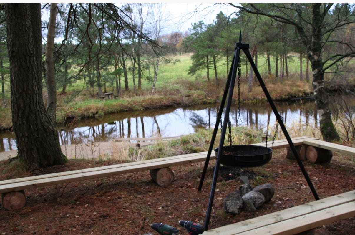 Skoleelever bygger utedo i skogen
