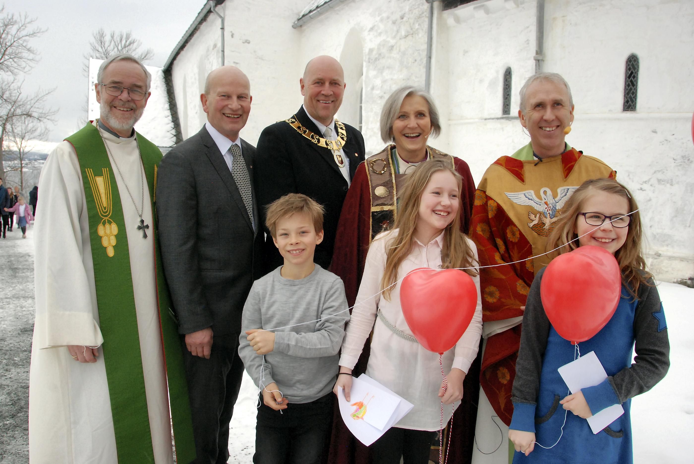Linnea sang i kor og koste seg da kirka hennes fylte år
