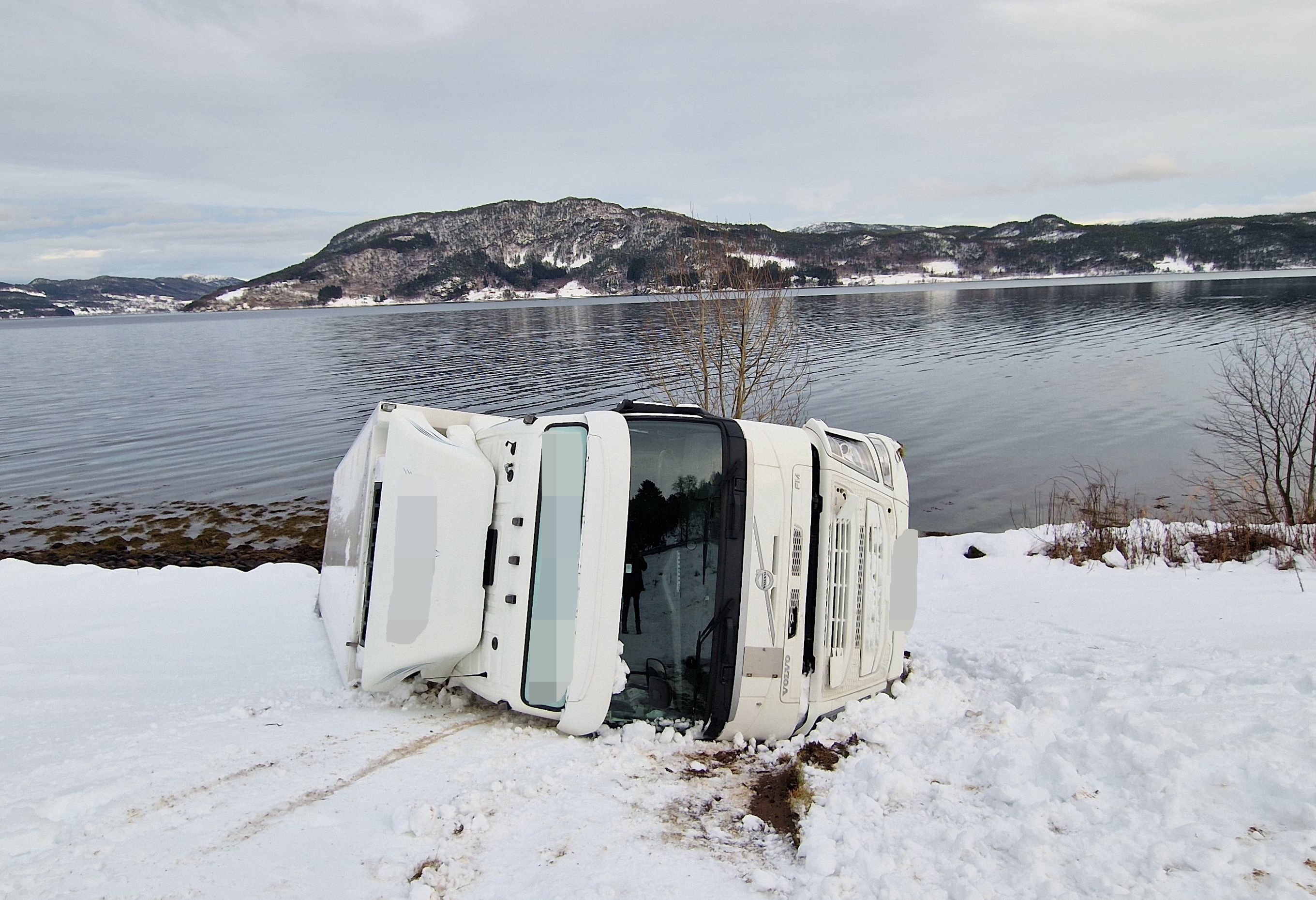 Lastebil skled 100 meter ned skråning – havna i fjæra - rbnett.no