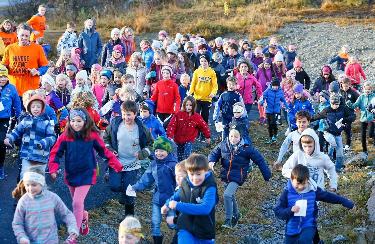 Stor bildeserie: 200 barn på Slettaelva skole sprang for TV-aksjonen ...