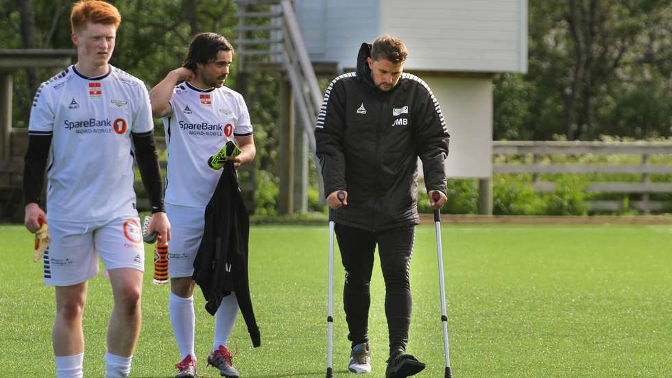 Jonathan Barlow møtte opp på krykker da Sortland IL igjen fikk spille fotball - vol.no
