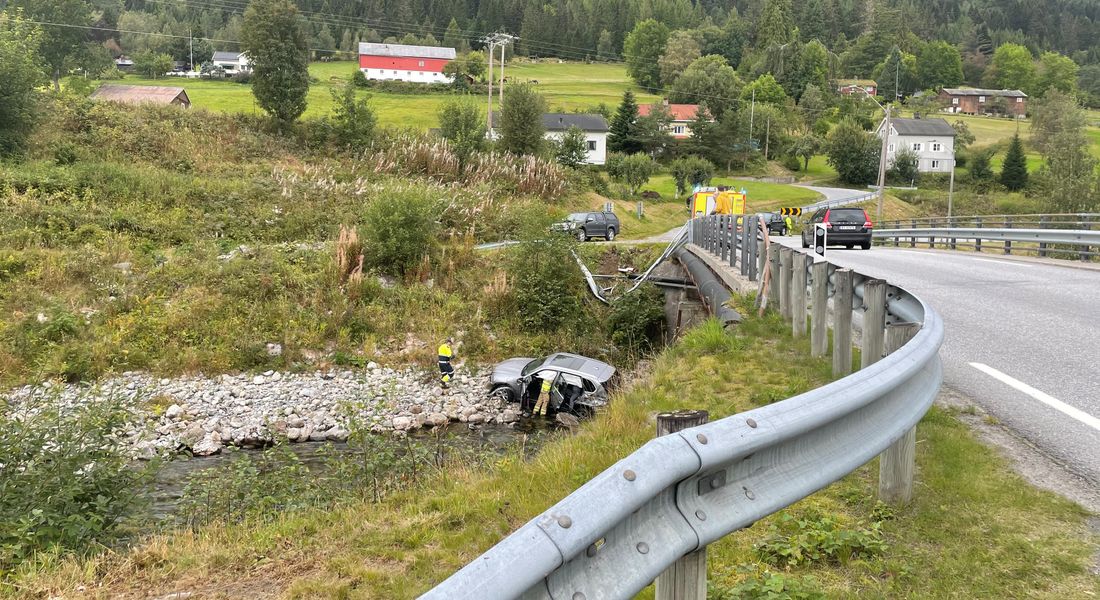 Mann til sjukehus etter at bilen havnet i elva - smp.no Mann til sjukehus etter at bilen havnet i elva - smp.no