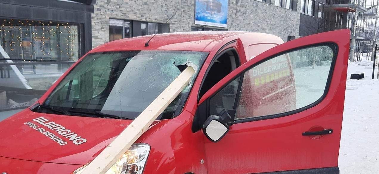 Njord fikk tre meter lang planke inn frontruta: – Hadde dritflaks! - opp.no