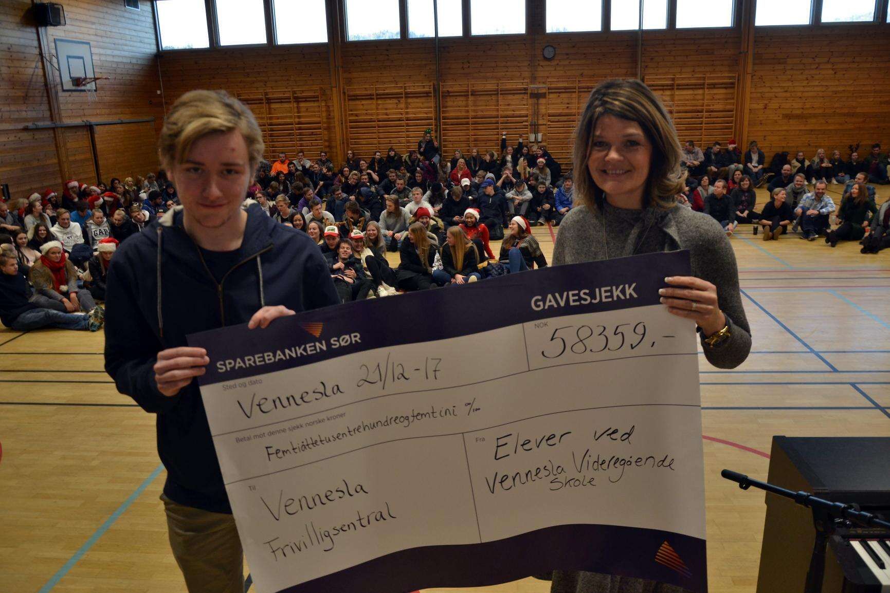 Overrakte sjekk på 60.000 til Frivilligsentralen - venneslatidende.no