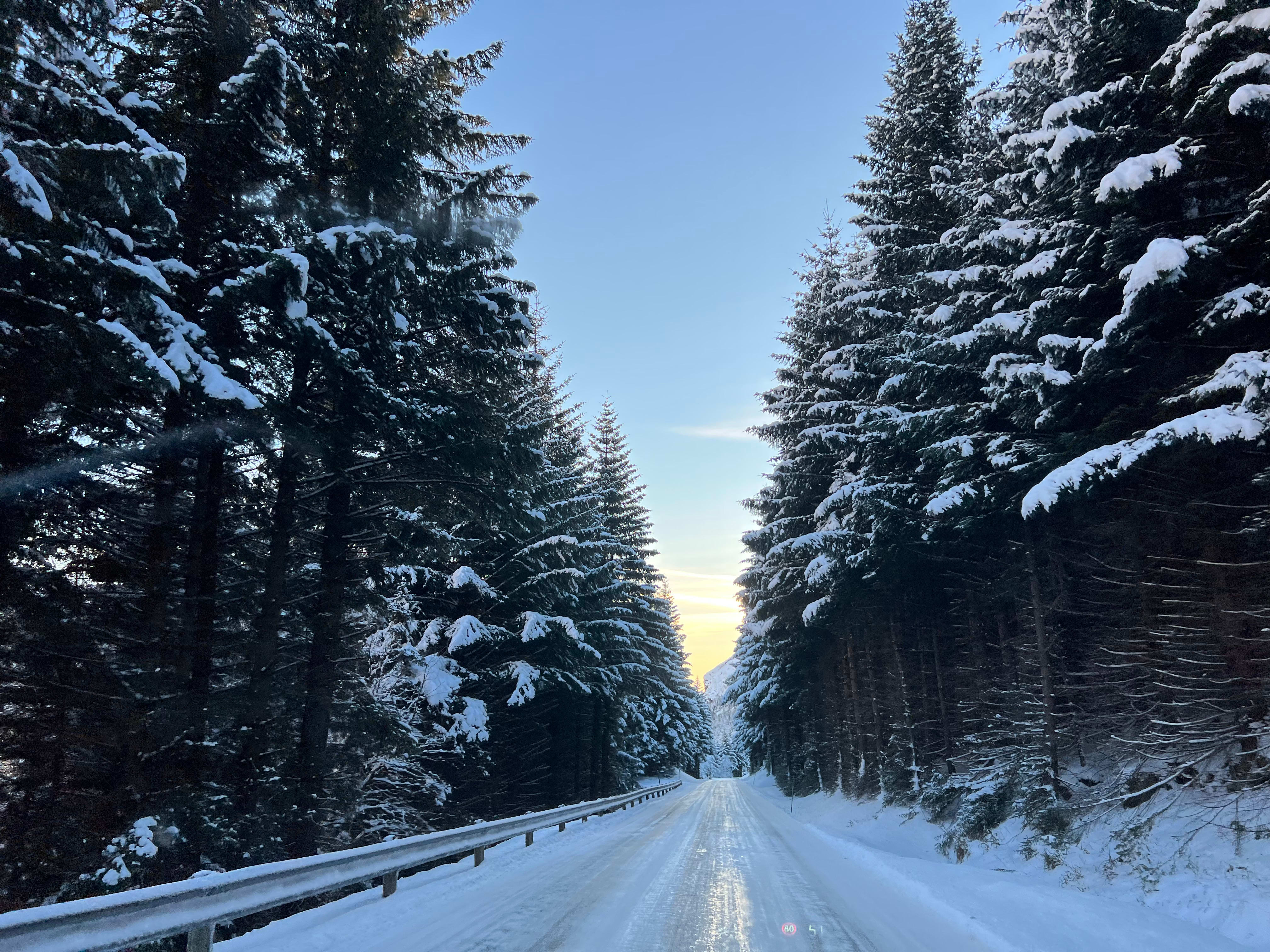 Måtte stenge vegen for å berge vogntog - fjt.no