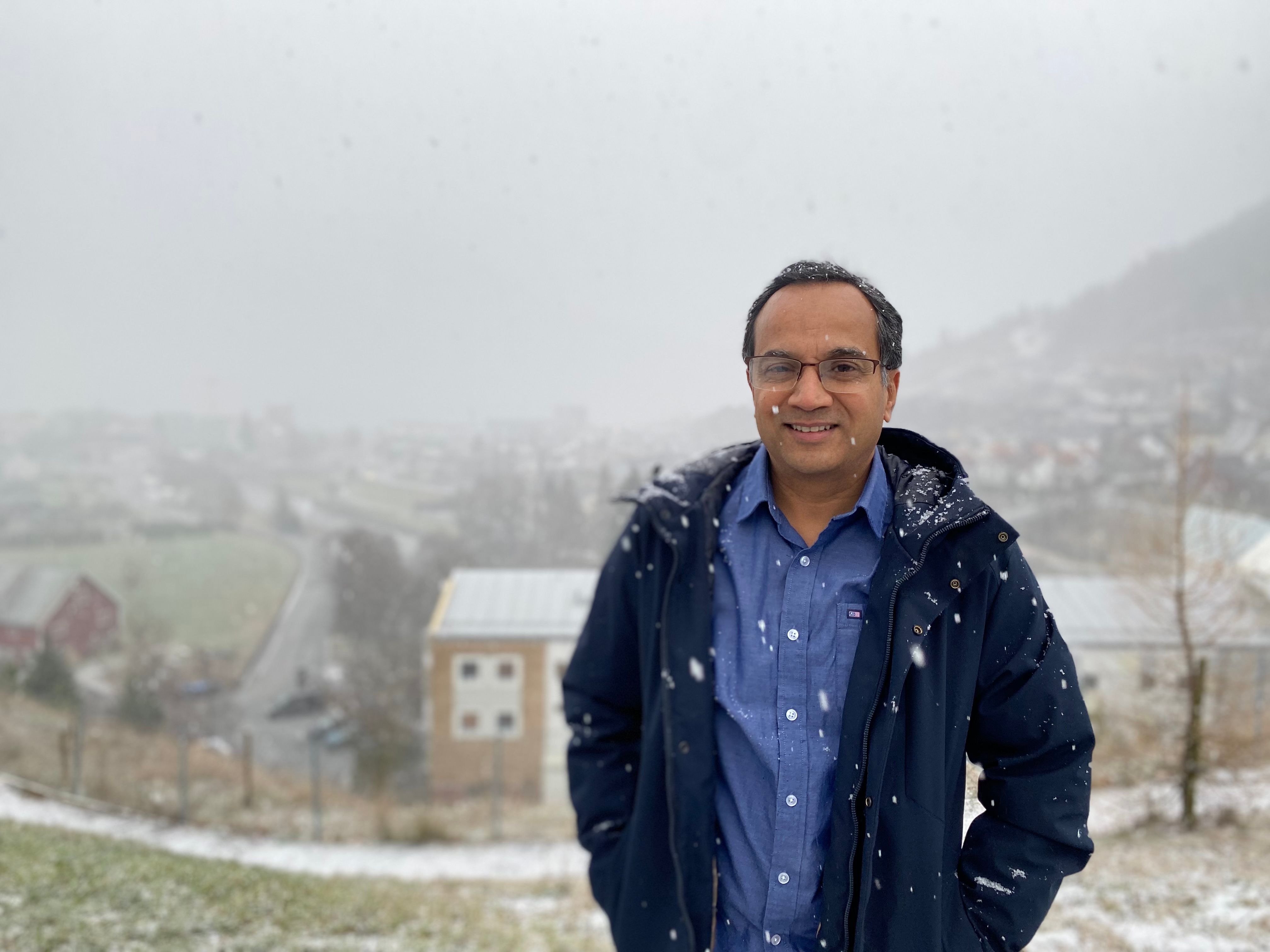 Rajendra har reist verda rundt. Han trivst best i Sogndal: – Eg likar det meste, men ikkje snøen ...