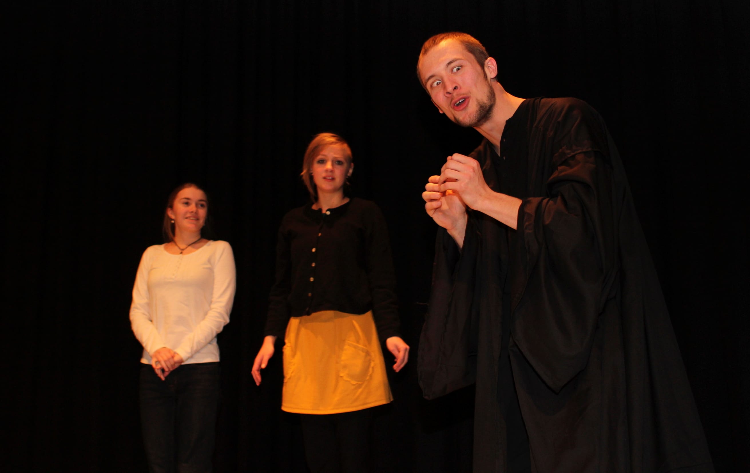 Absurd teater i Volda - morenytt.no