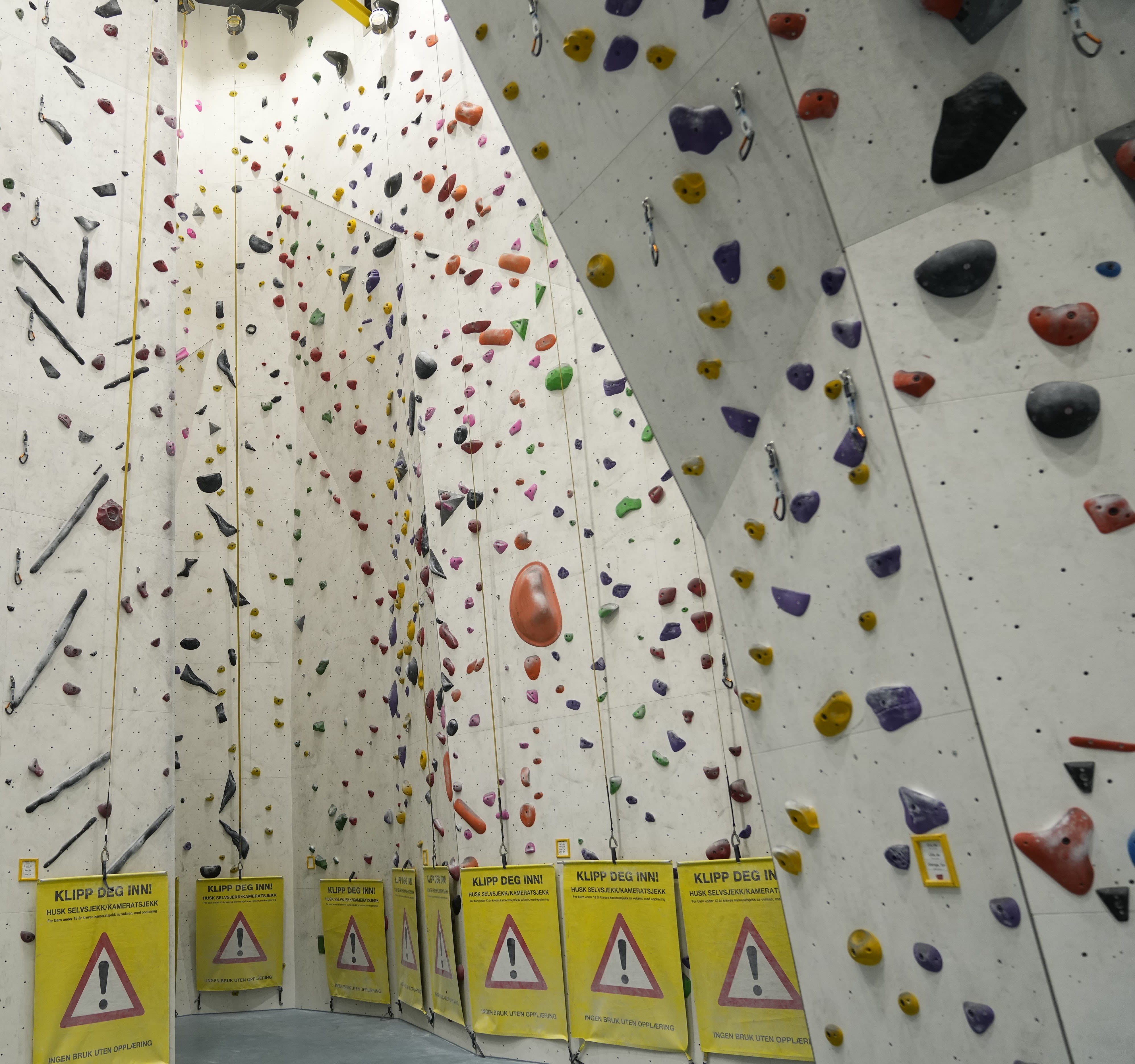 Fraktet bort i ambulanse etter fall fra klatrevegg - adressa.no