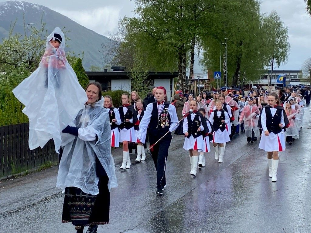 Bør sentrumsskulen ha eige opplegg på 17. mai? - fjordabladet.no