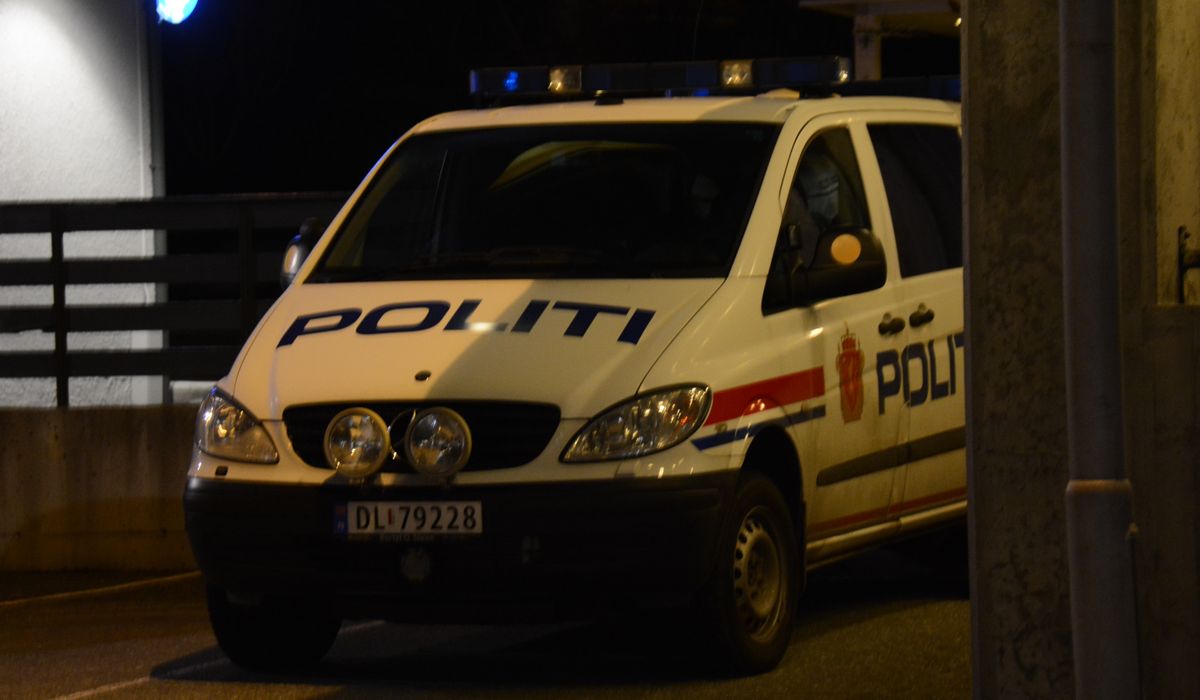 Mann viste fingeren til politiet – både han og kameraten blir anmeldt ... Mann viste fingeren til politiet – både han og kameraten blir anmeldt ...