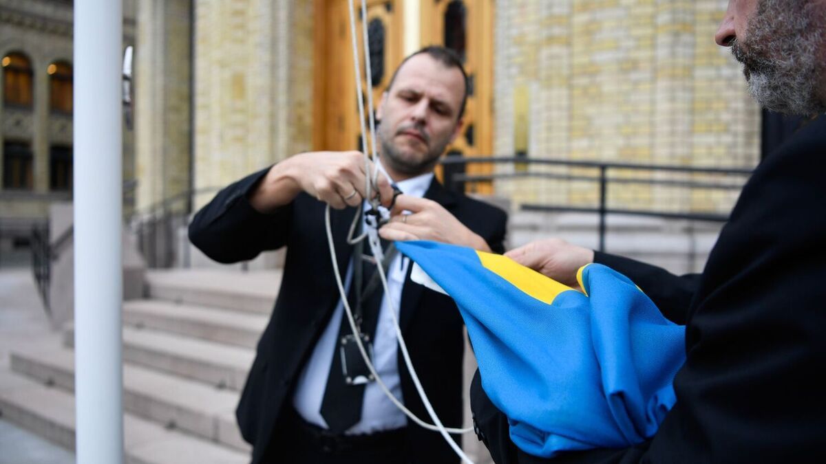 Stortinget heiste det ukrainske flagget på toårsdagen for invasjonen ...