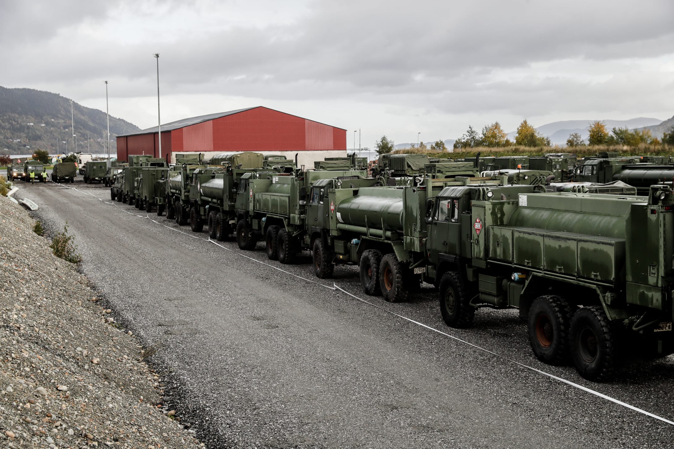 Nye kolonner fredag: Dette gjør du hvis du havner bak en militær ...
