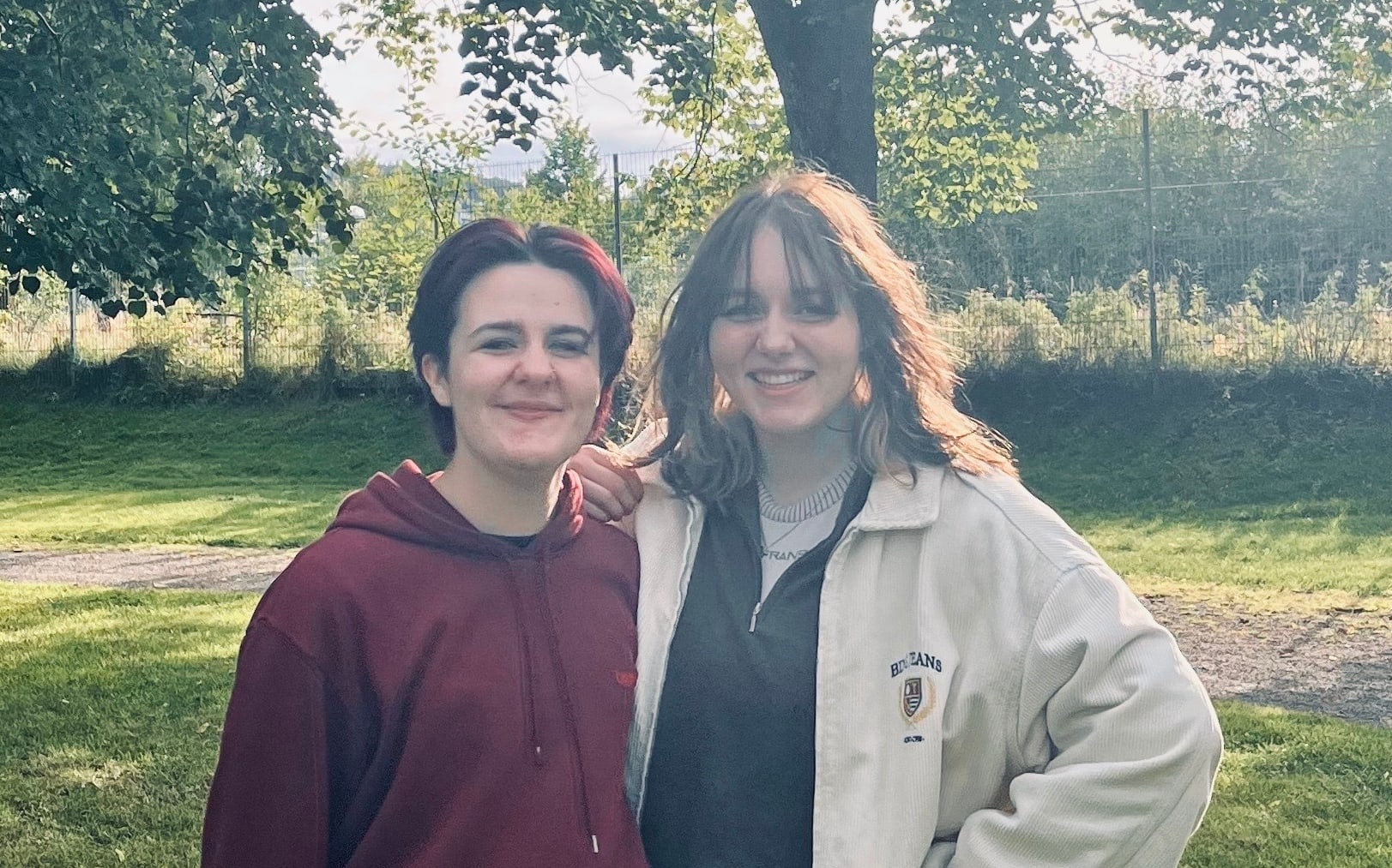 Kirvil (18) og Christell (18) kom ut til hverandre på barneskolen ...