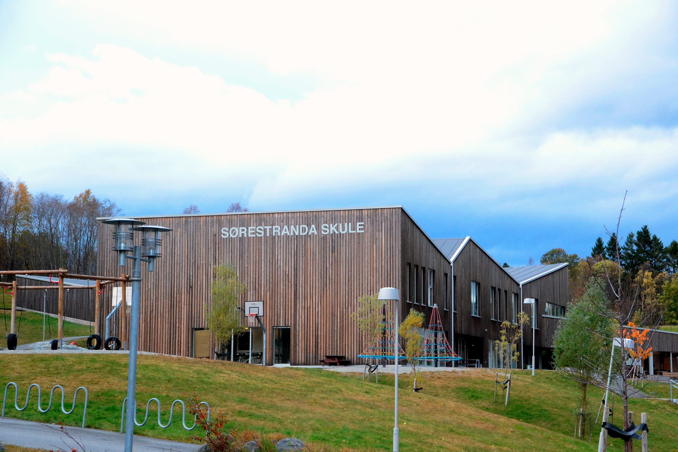 Tre skuleklassar og heile SFO i karantene - smp.no