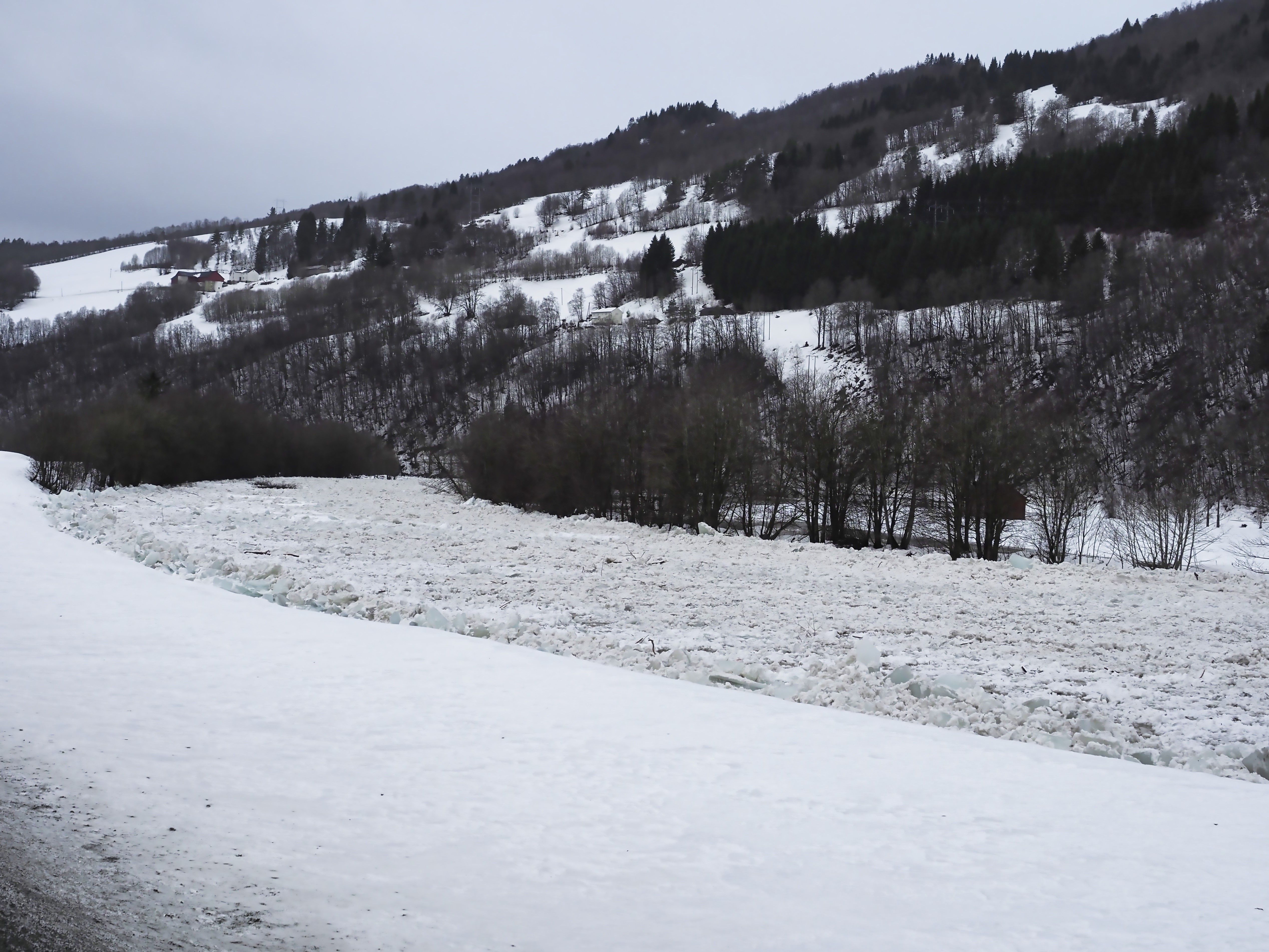 Elva finn nye vegar etter ispropp - driva.no