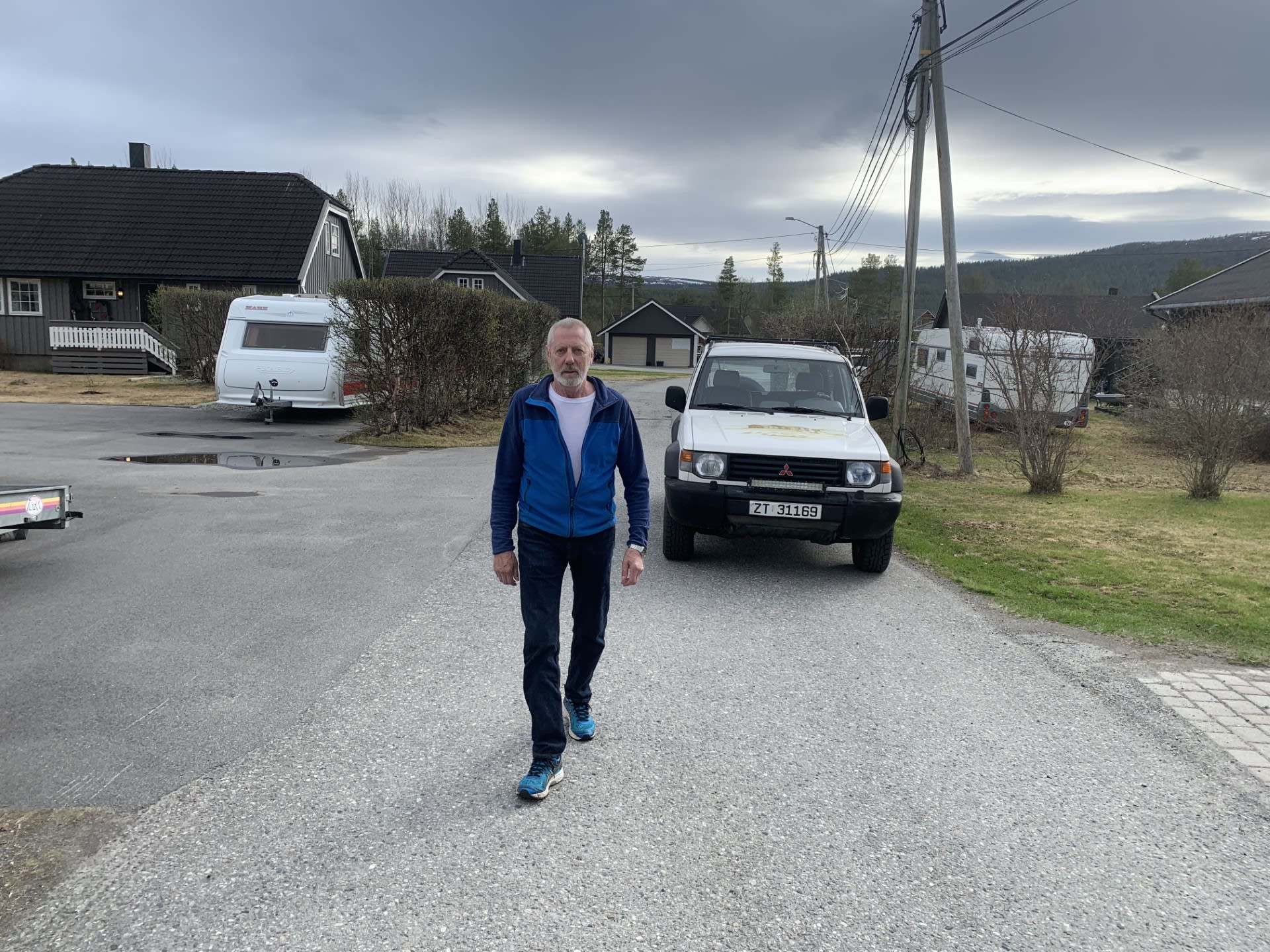 84-åring har ventet i seks uker i Hammerfest for å komme hjem til ...