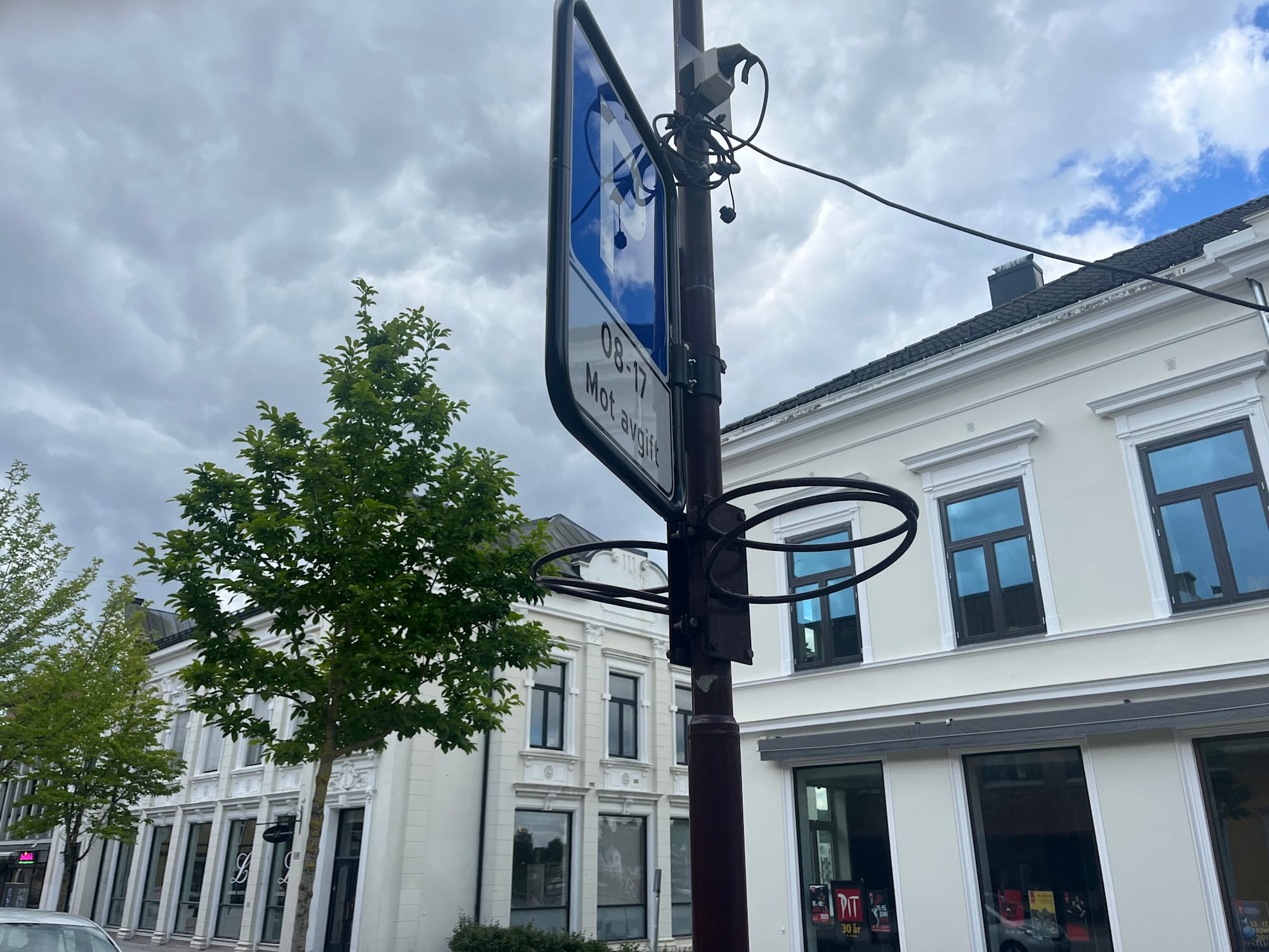 Ordføreren presset på for å få blomster utenfor rådhuset