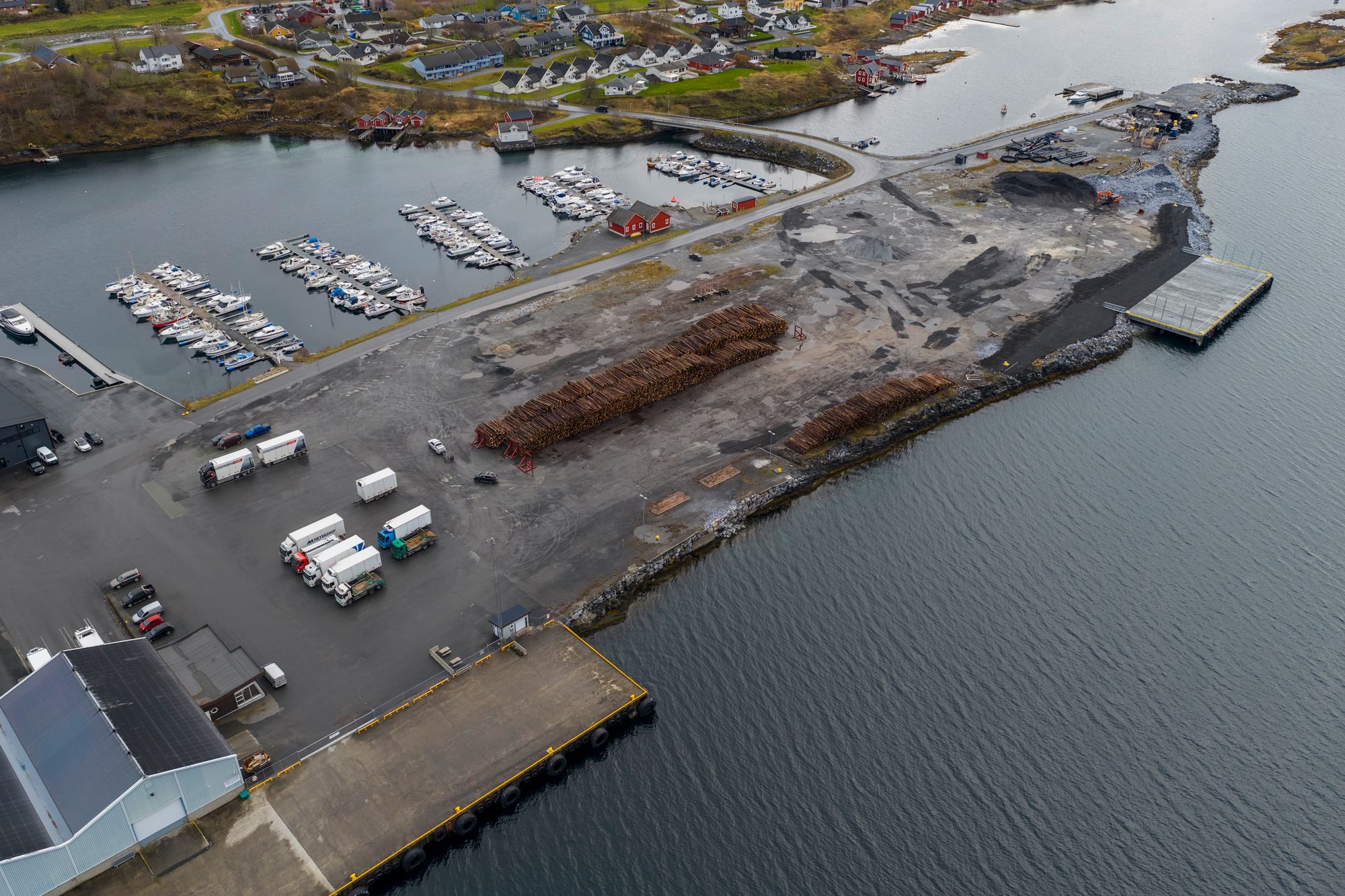 Første last med tømmer har gått fra tømmerkaia