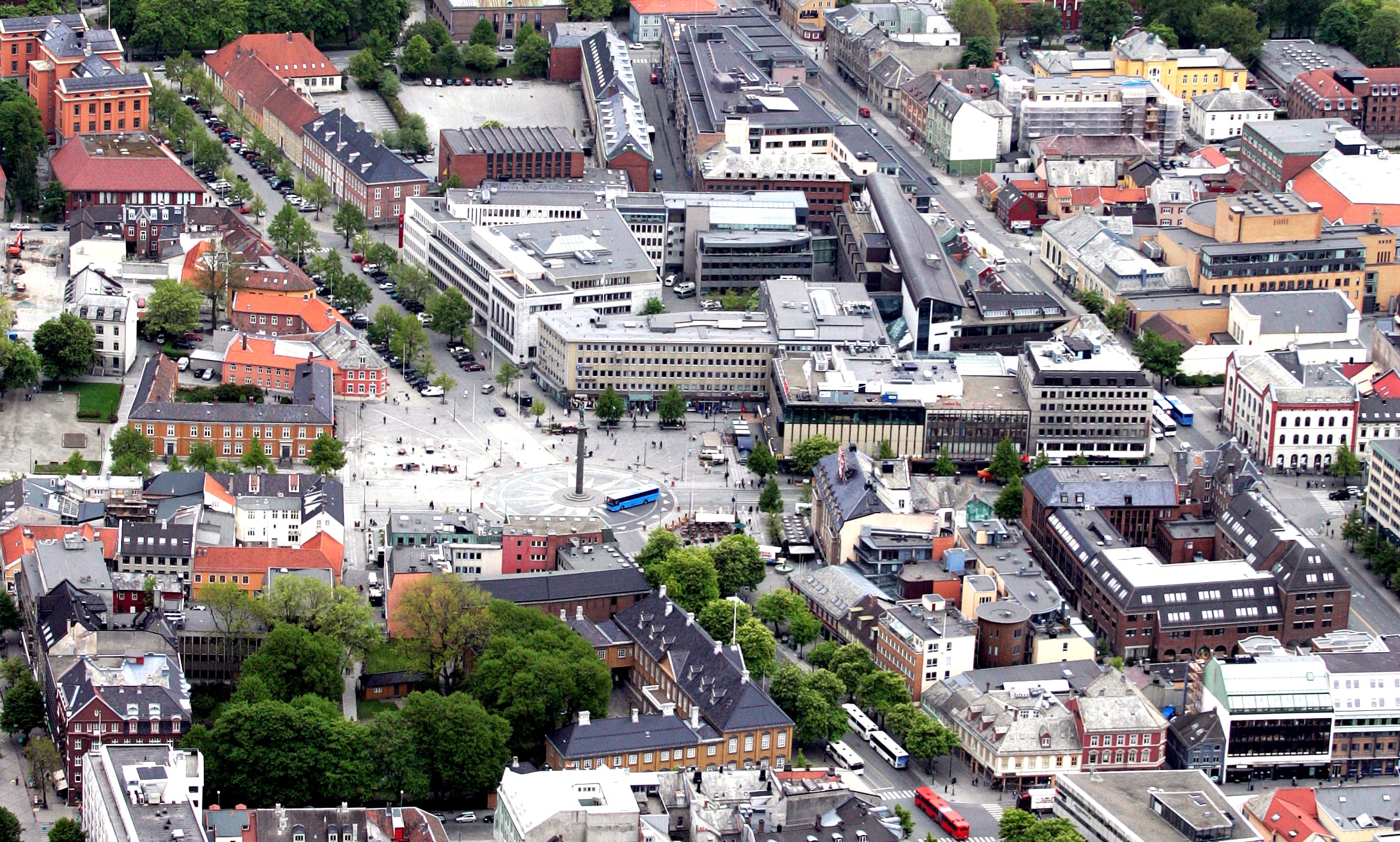 Slik kommer du deg til Midtbyen på nasjonaldagen - adressa.no