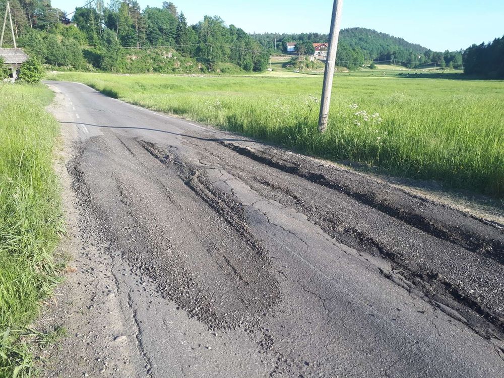 Blir veien «bedre» nå, må vi kjøre traktor til jobb - agderposten.no Blir veien «bedre» nå, må vi kjøre traktor til jobb - agderposten.no