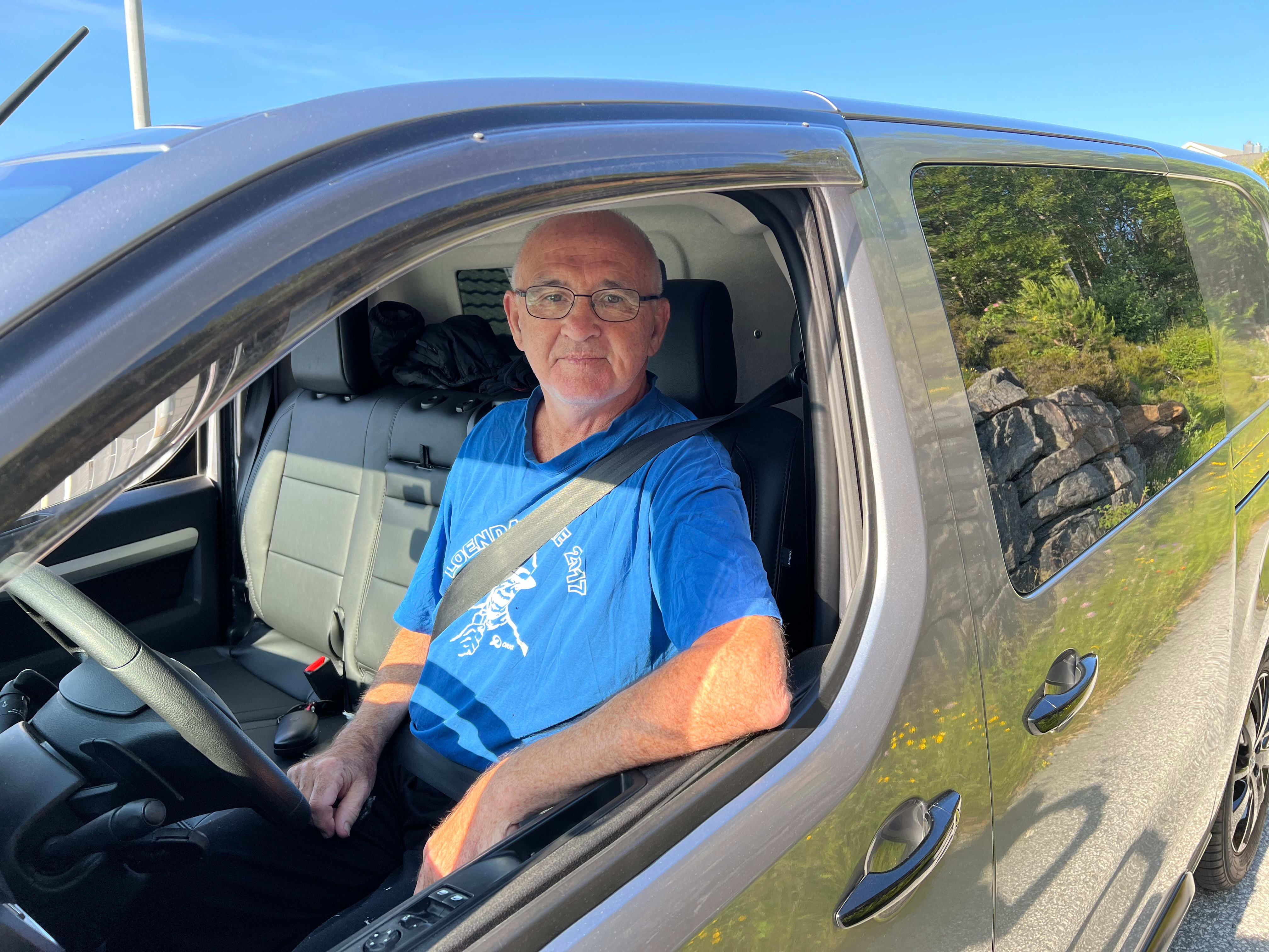 Stein rasa ned og laga stort krater i vegen: – Eg vart litt redd - smp.no