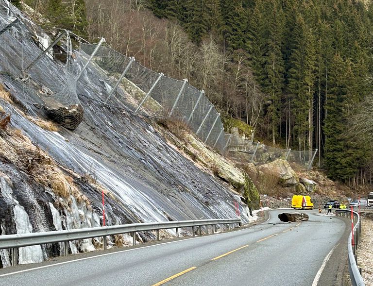Fylkesveg stengde då stor stein fall ned i Sogndal - porten.no