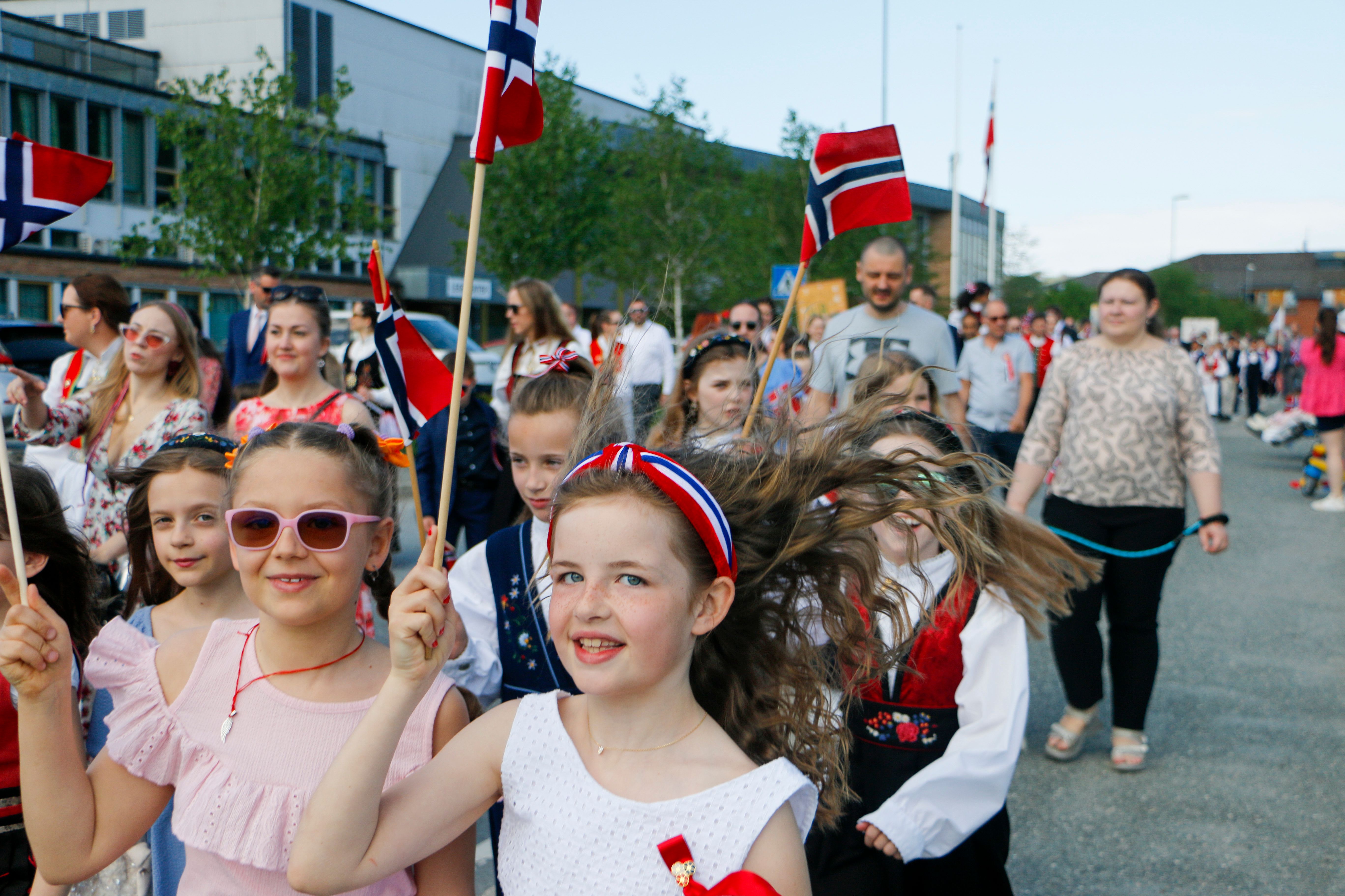 Hundrevis gjekk i det «nye» Frekhaug-toget - strilen.no