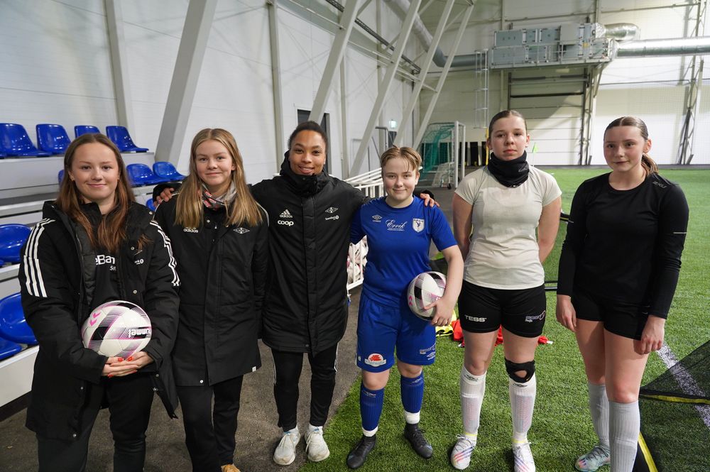 Trente med RBK-stjernene: – Endelig får jentene trene med proffer ... Trente med RBK-stjernene: – Endelig får jentene trene med proffer ...