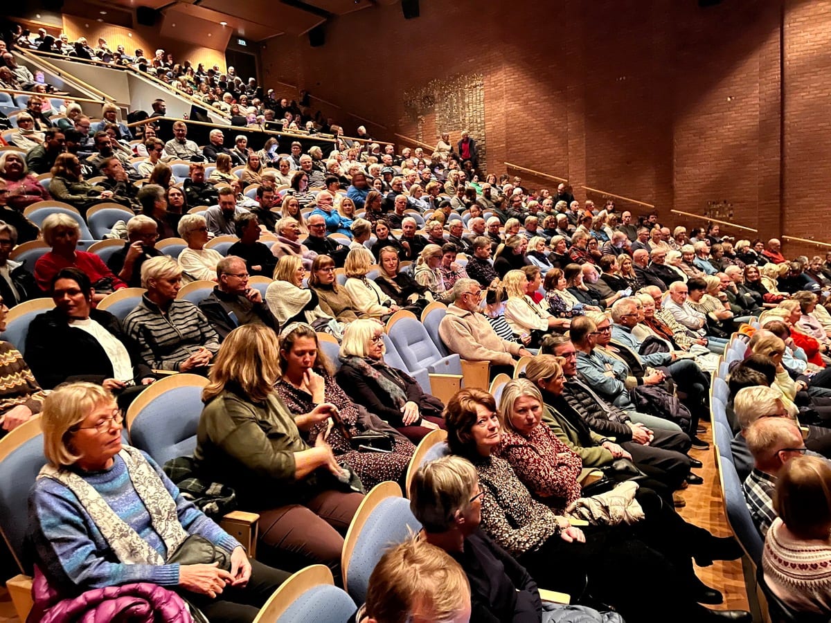 Storstua var full: - Dei trekker alltid fullt hus - varden.no