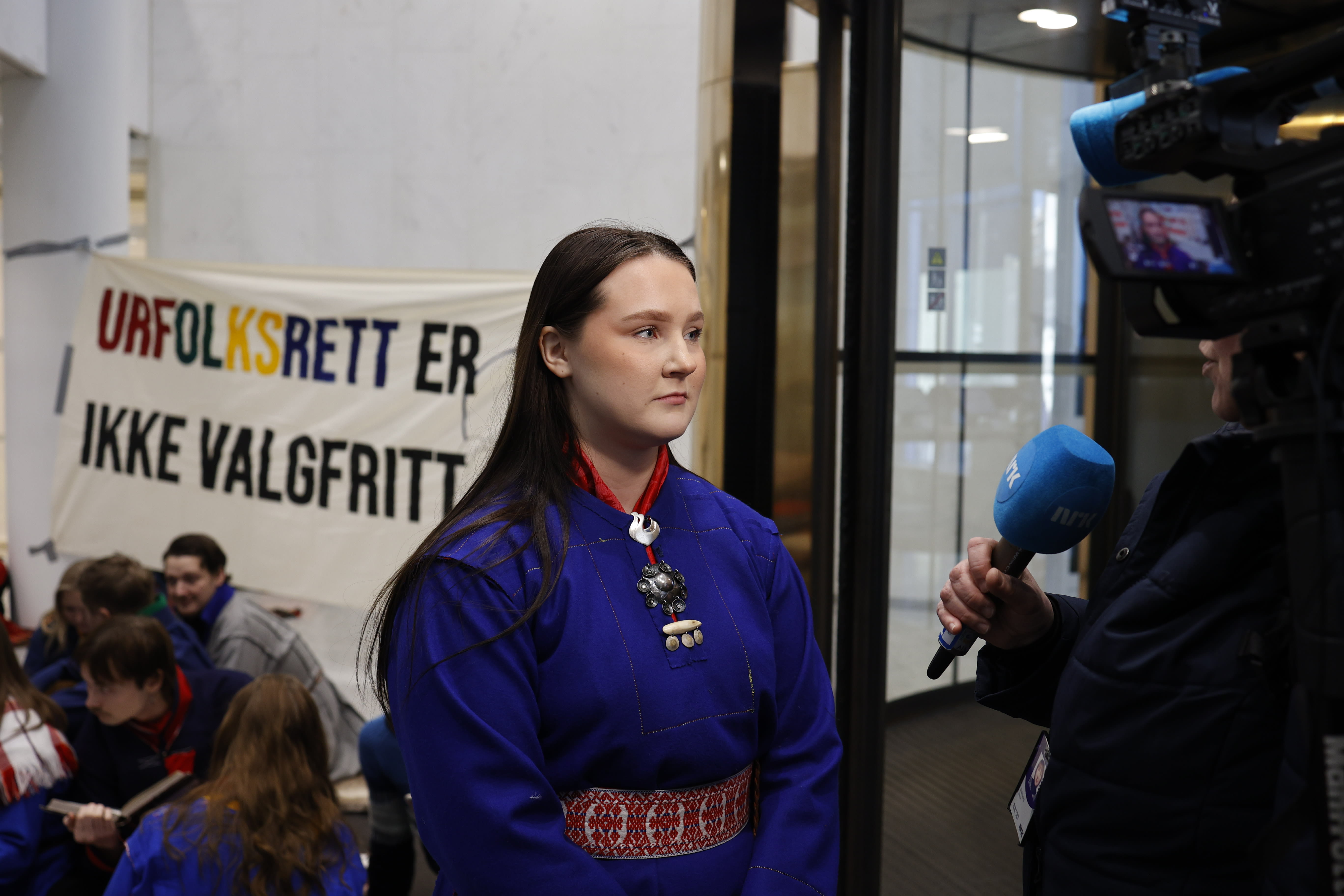 Demonstrerer på andre døgn: – De har isolert oss. Jeg har ikke spist på over 20 timer - fosna ...